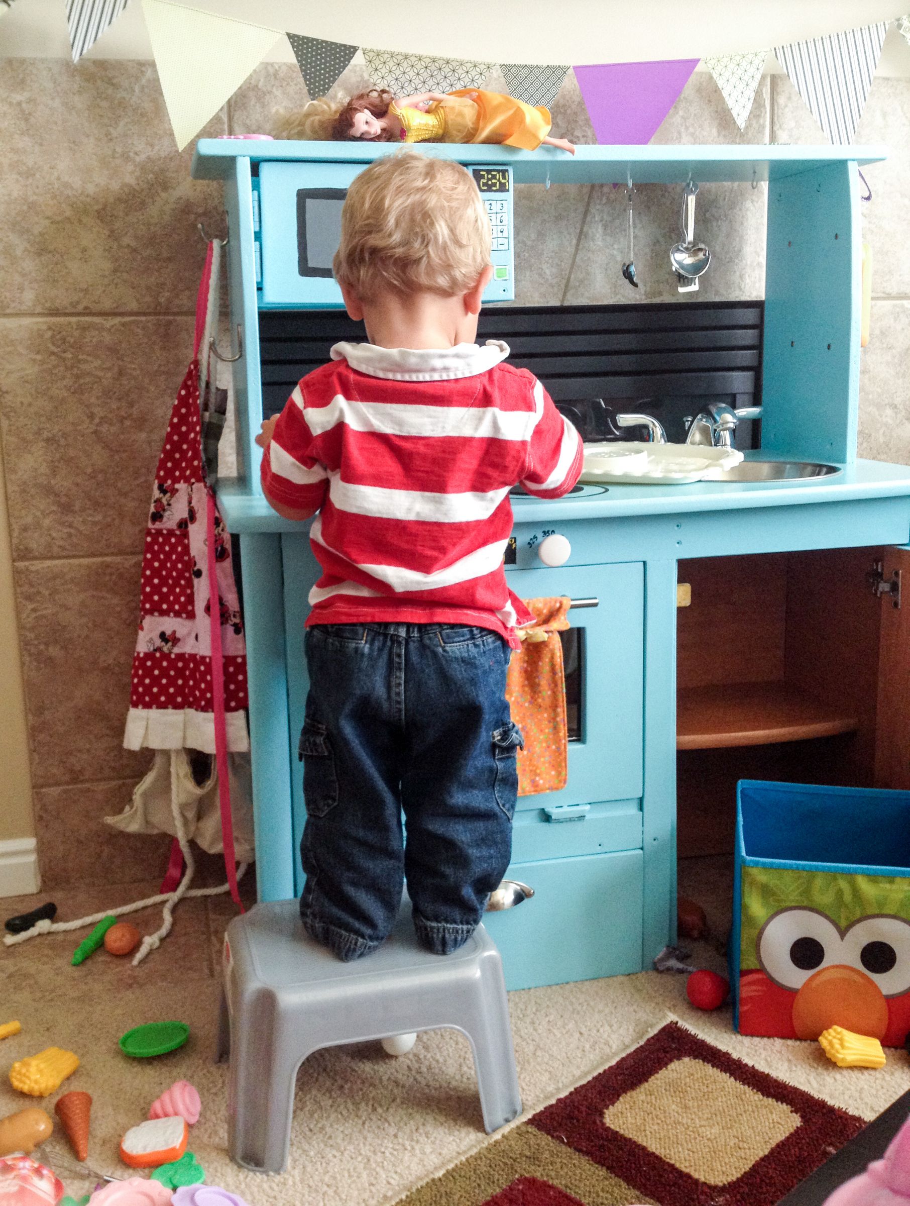 Kid Play Kitchen From an Old Computer Desk : 12 Steps (with Pictures ...