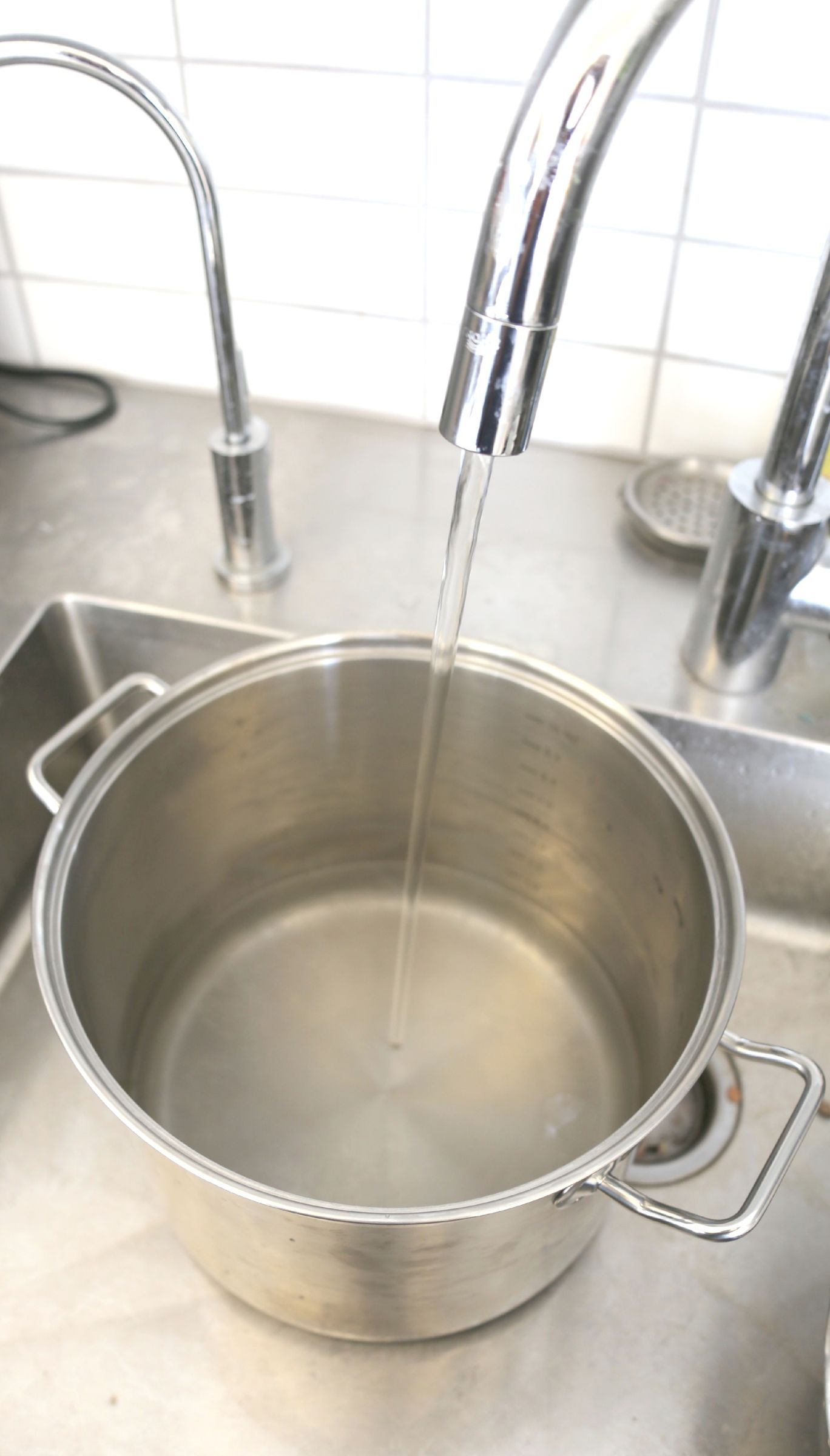 How to Distill Water : 6 Steps (with Pictures) - Instructables