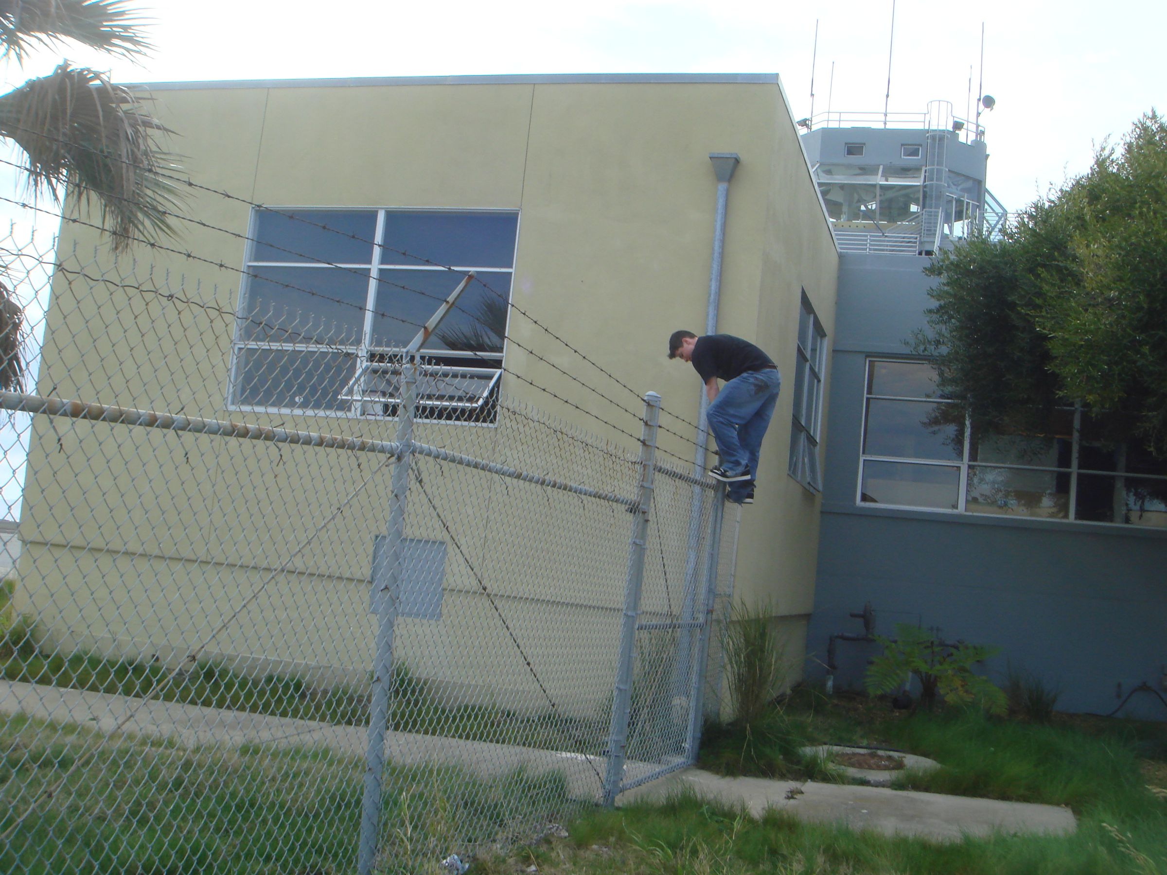 Get Over a Barbed Wire Fence : 4 Steps (with Pictures) - Instructables