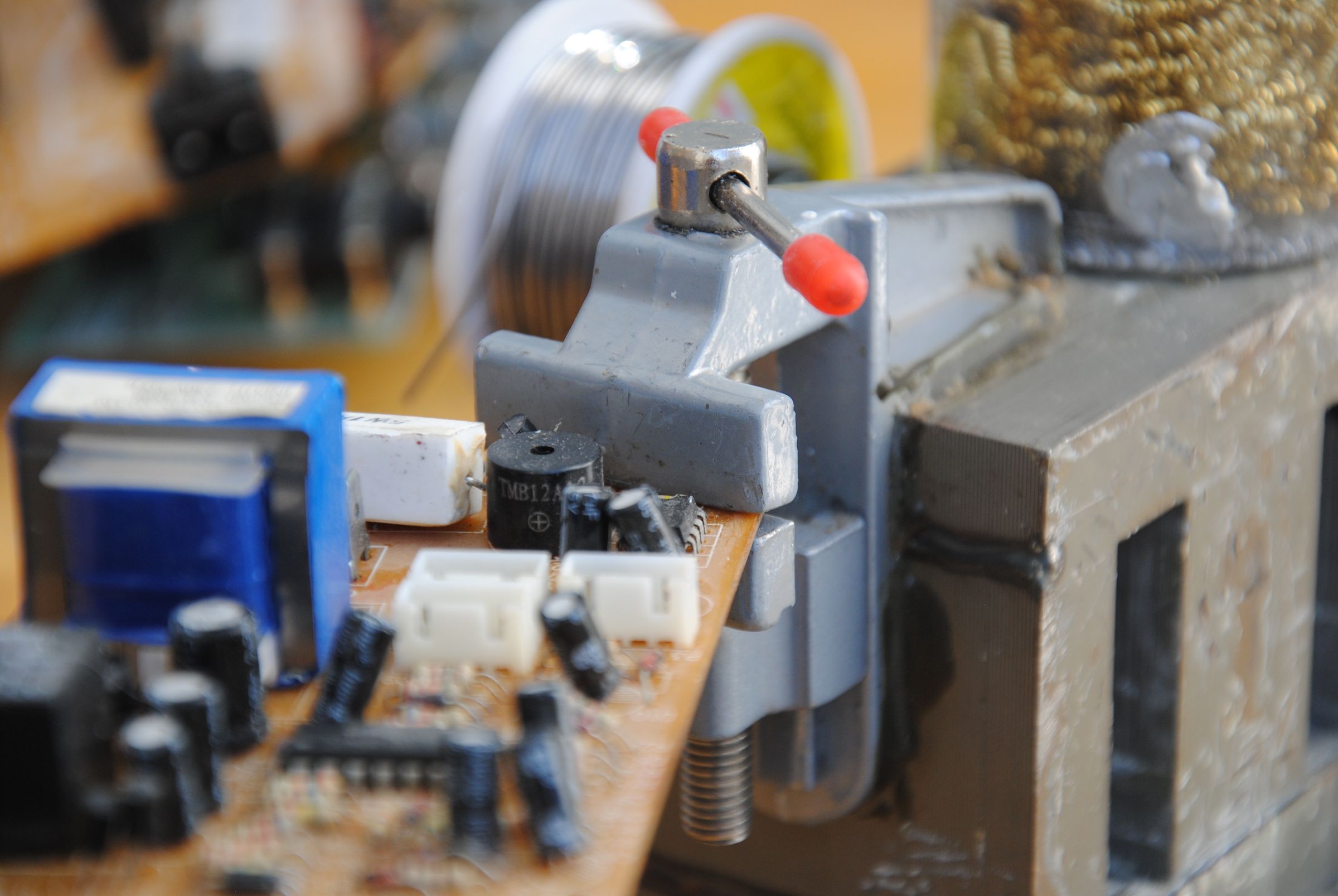 How to Desolder Electronic Components From Circuit Boards - 7 Tips ...