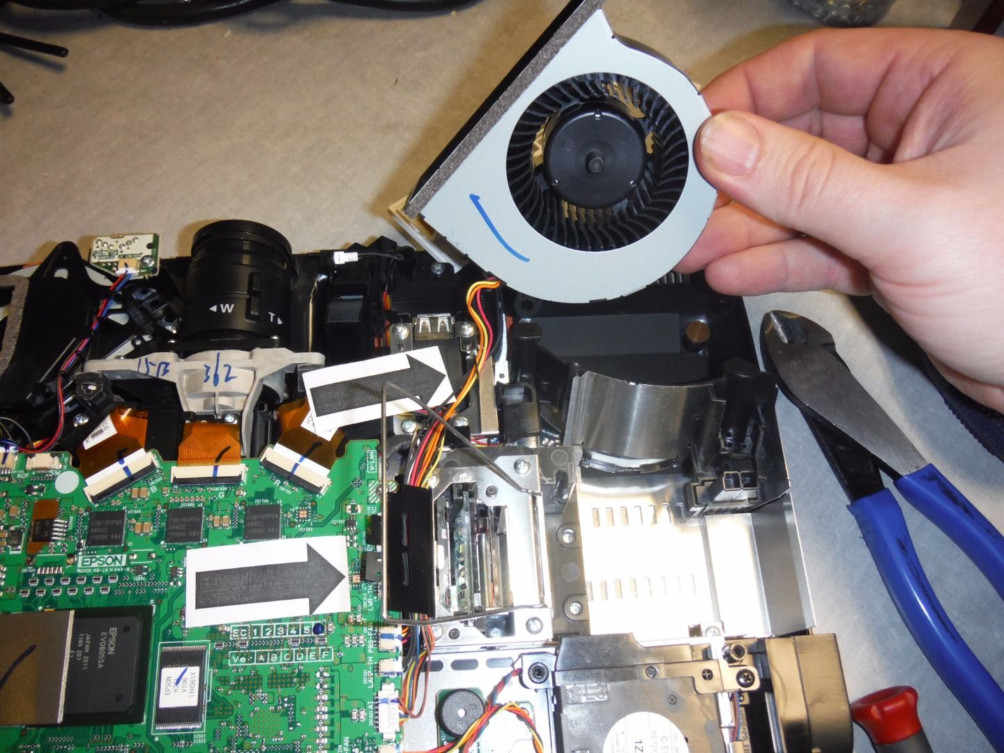 Epson 1770W LCD Projector Overheating? Repair It! : 8 Steps (with ...