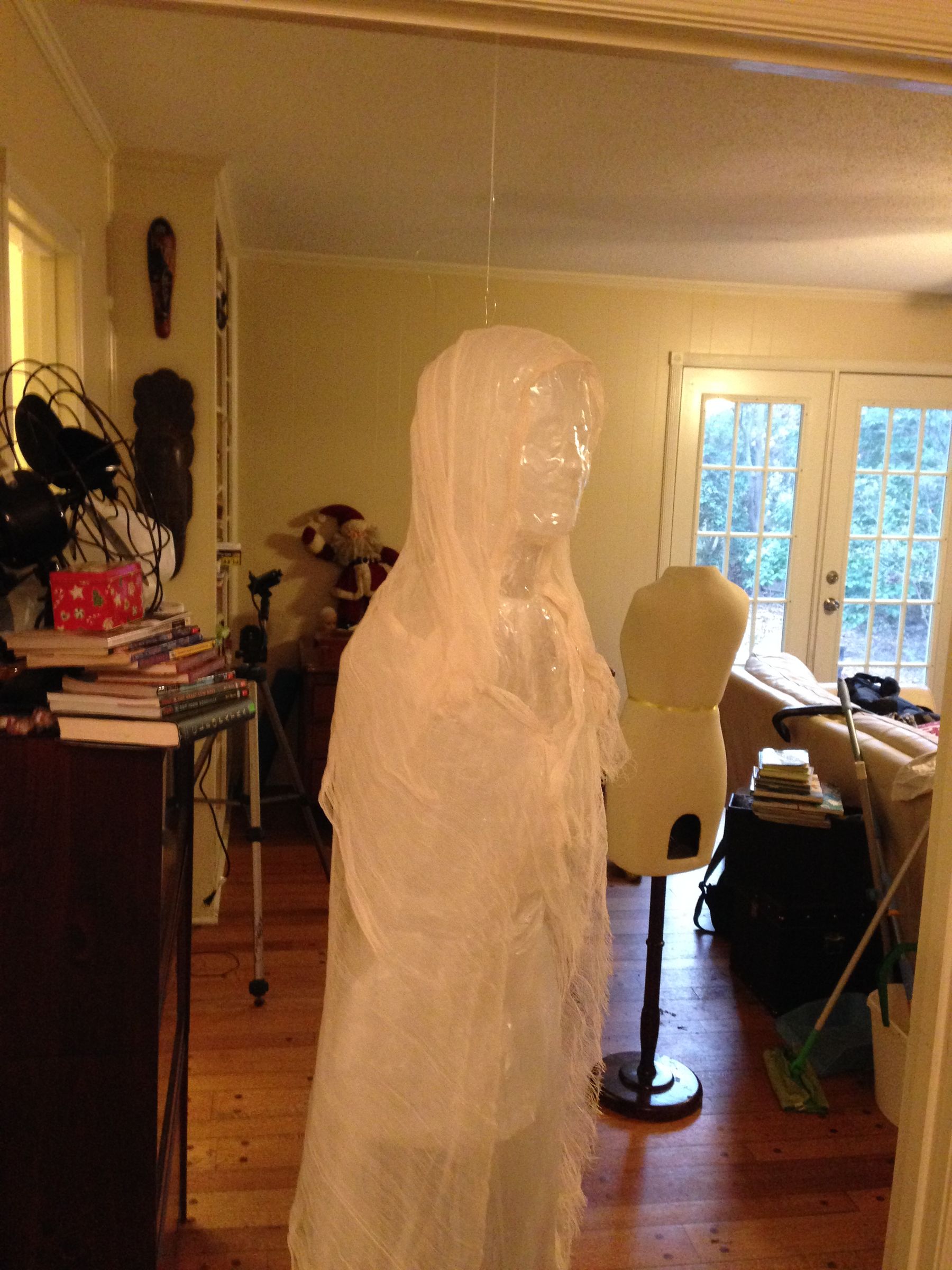 Trash Bag and Tape Ghosts - Www.monstertutorials.com/ghost1 : 4 Steps ...