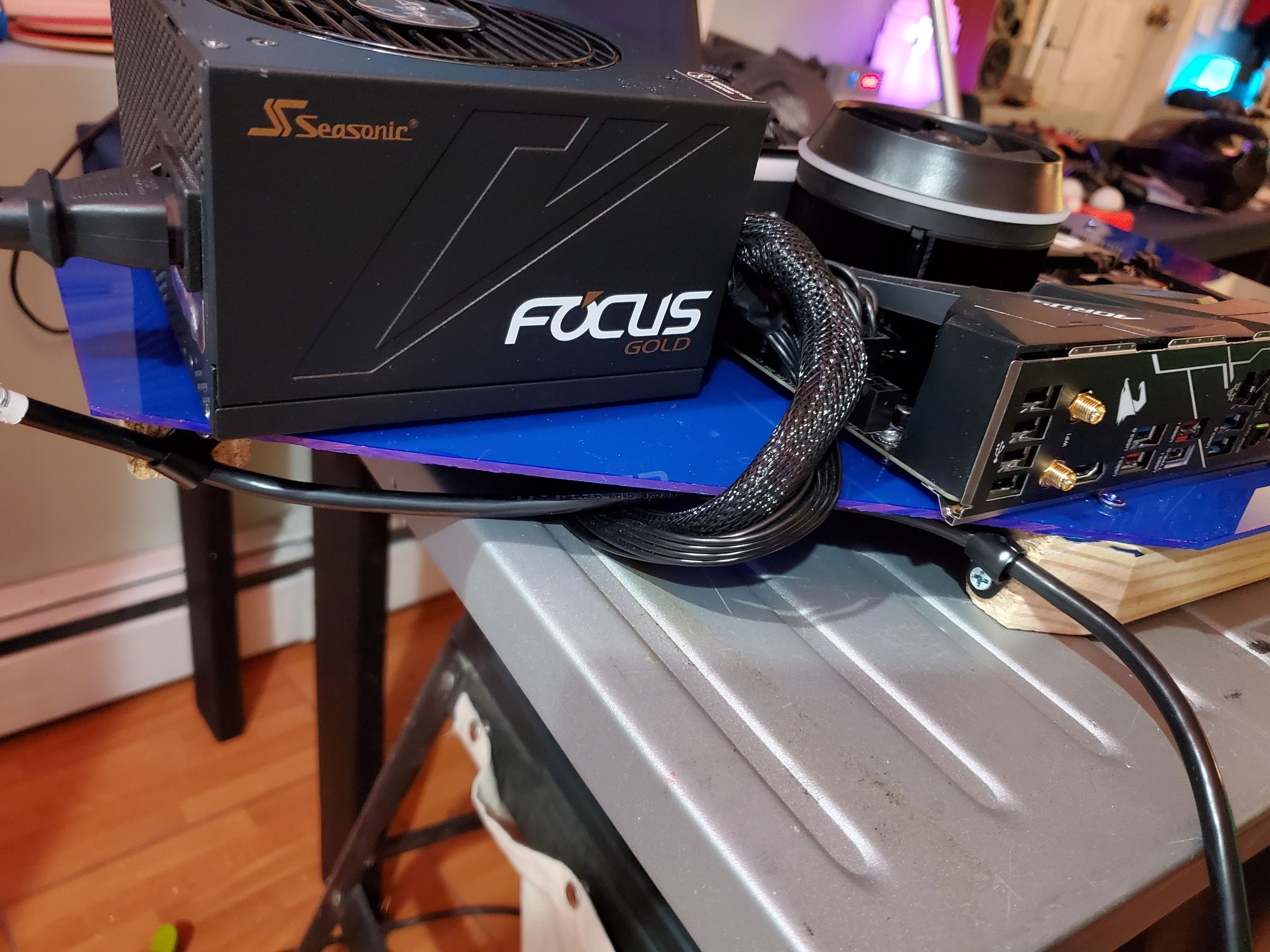 Quick and Easy Wall Mount PCs : 8 Steps - Instructables