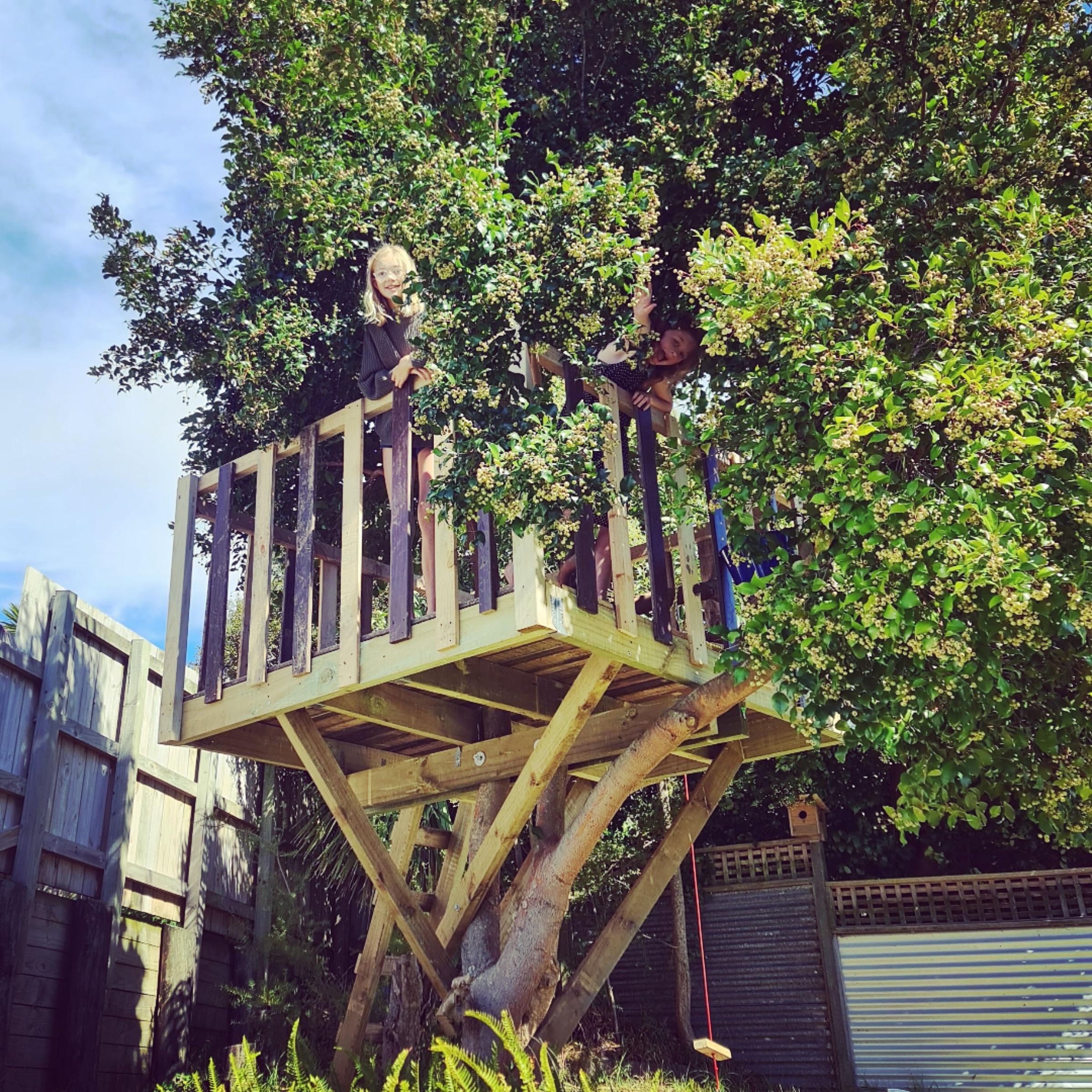 How to Build a Treehouse : 17 Steps (with Pictures) - Instructables