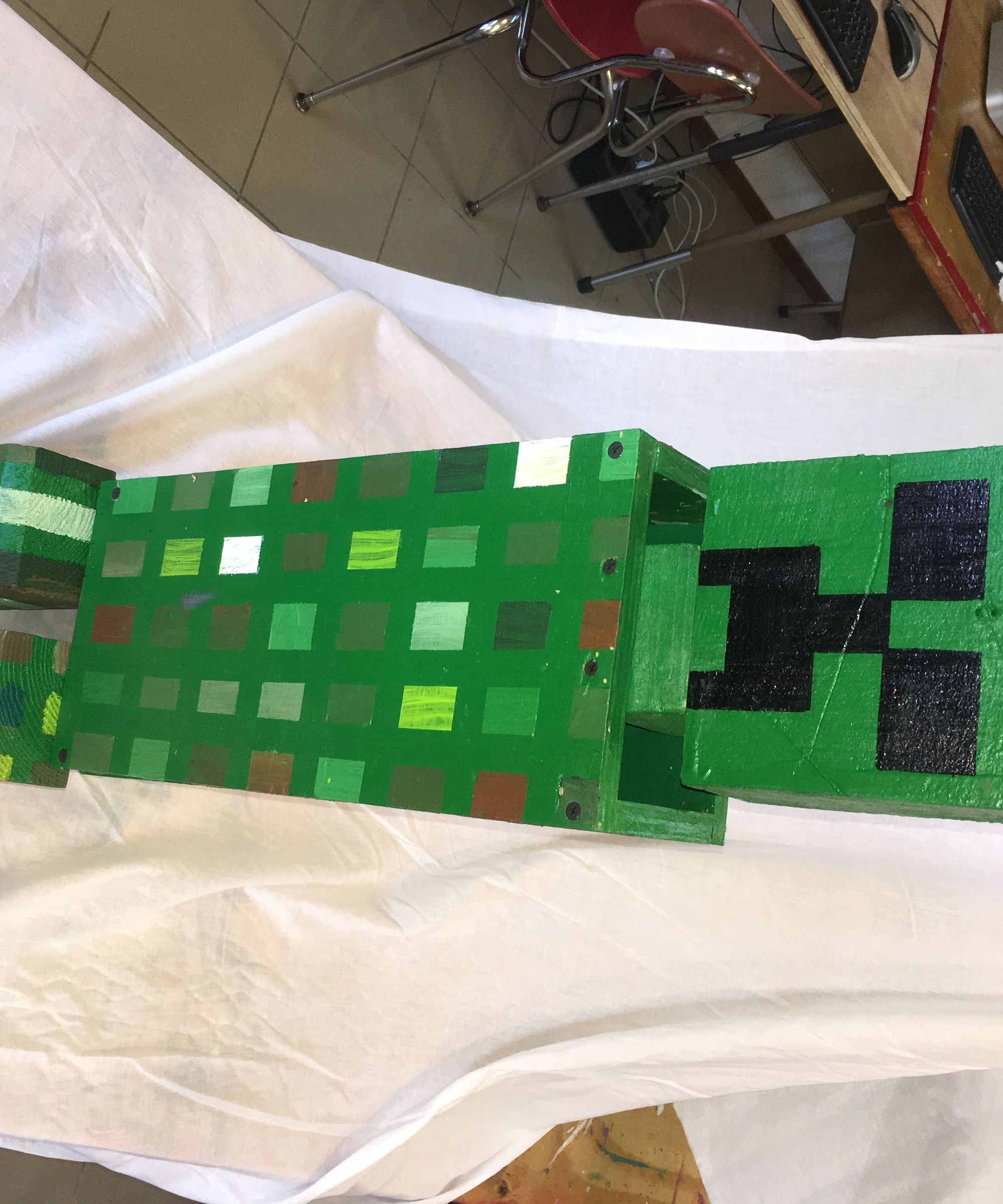 minecraft creeper from pallet wood DIY Project - Step-by-Step DIY ...