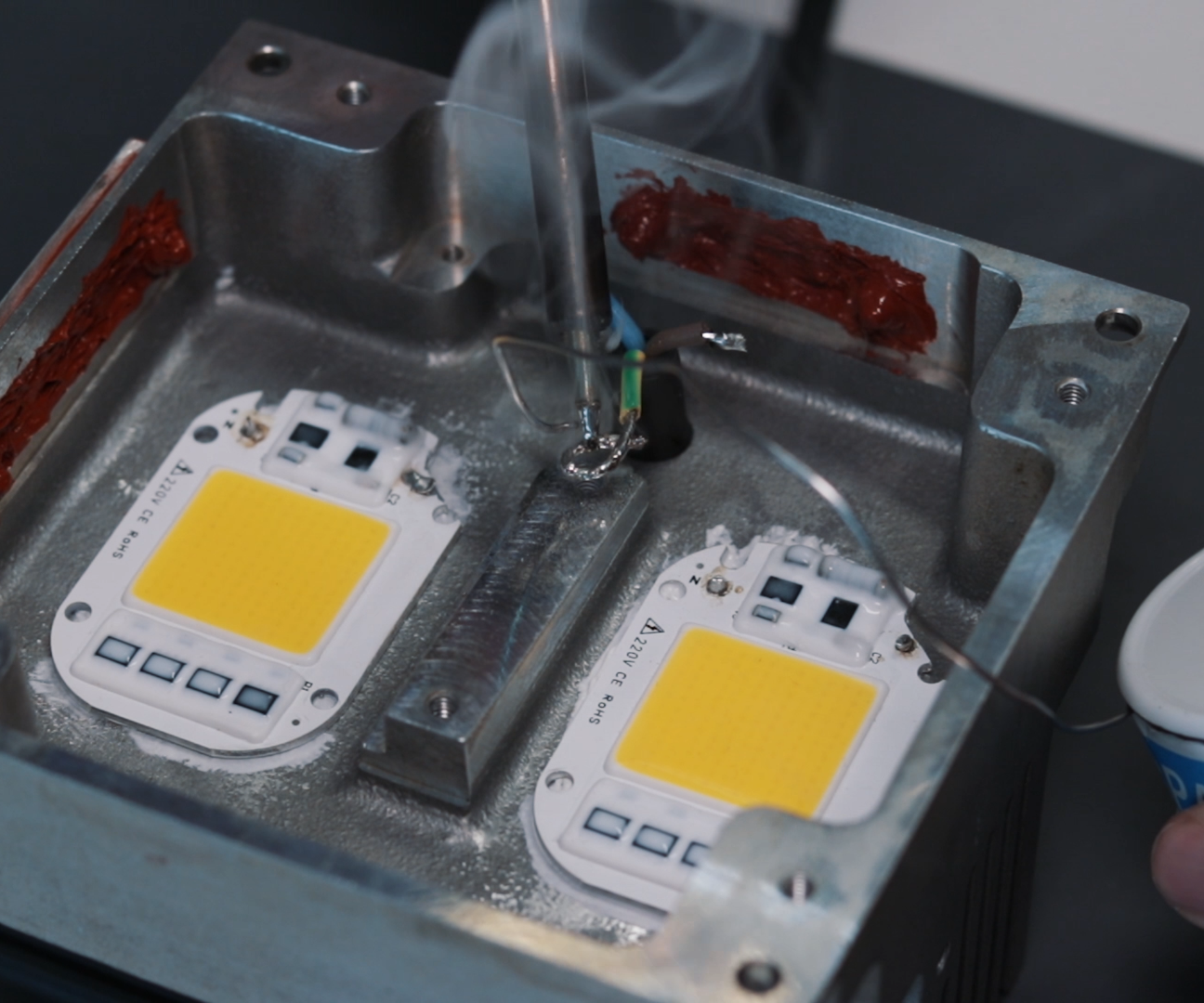 DIY FLOODLIGHT W/AC LEDs (+EFFICIENCY VS DC LEDs) : 21 Steps (with ...