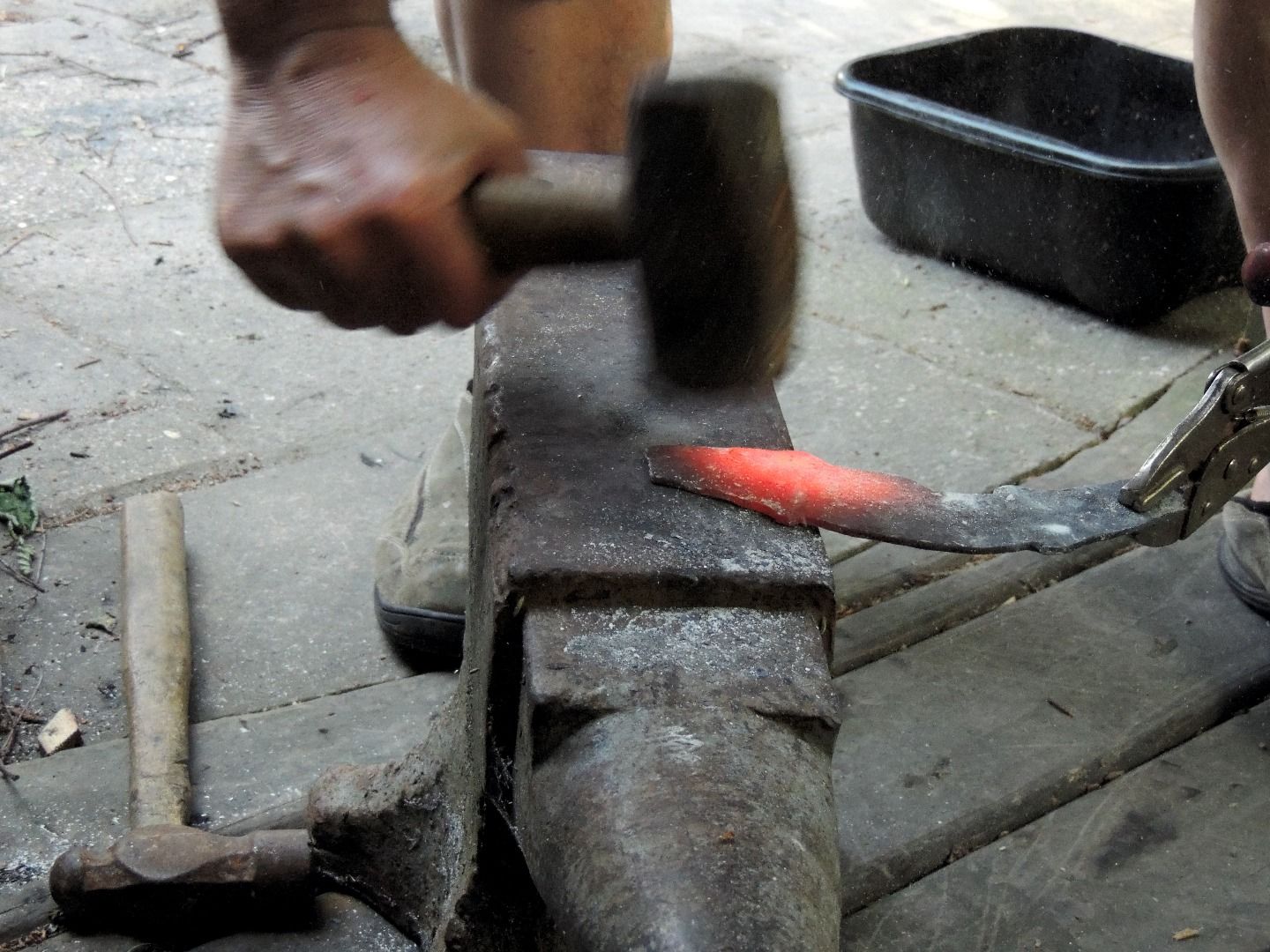 DIY Blacksmithing - Converting Your Barbecue Into a Forge Then Using It ...