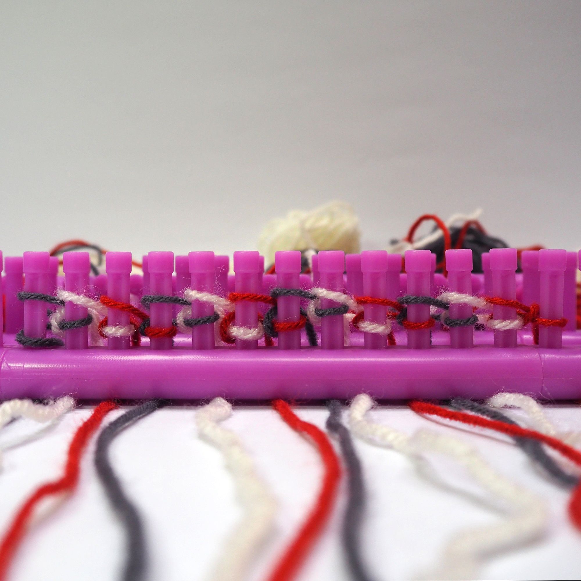 Warp Knitting on a Knitting Loom : 8 Steps (with Pictures) - Instructables