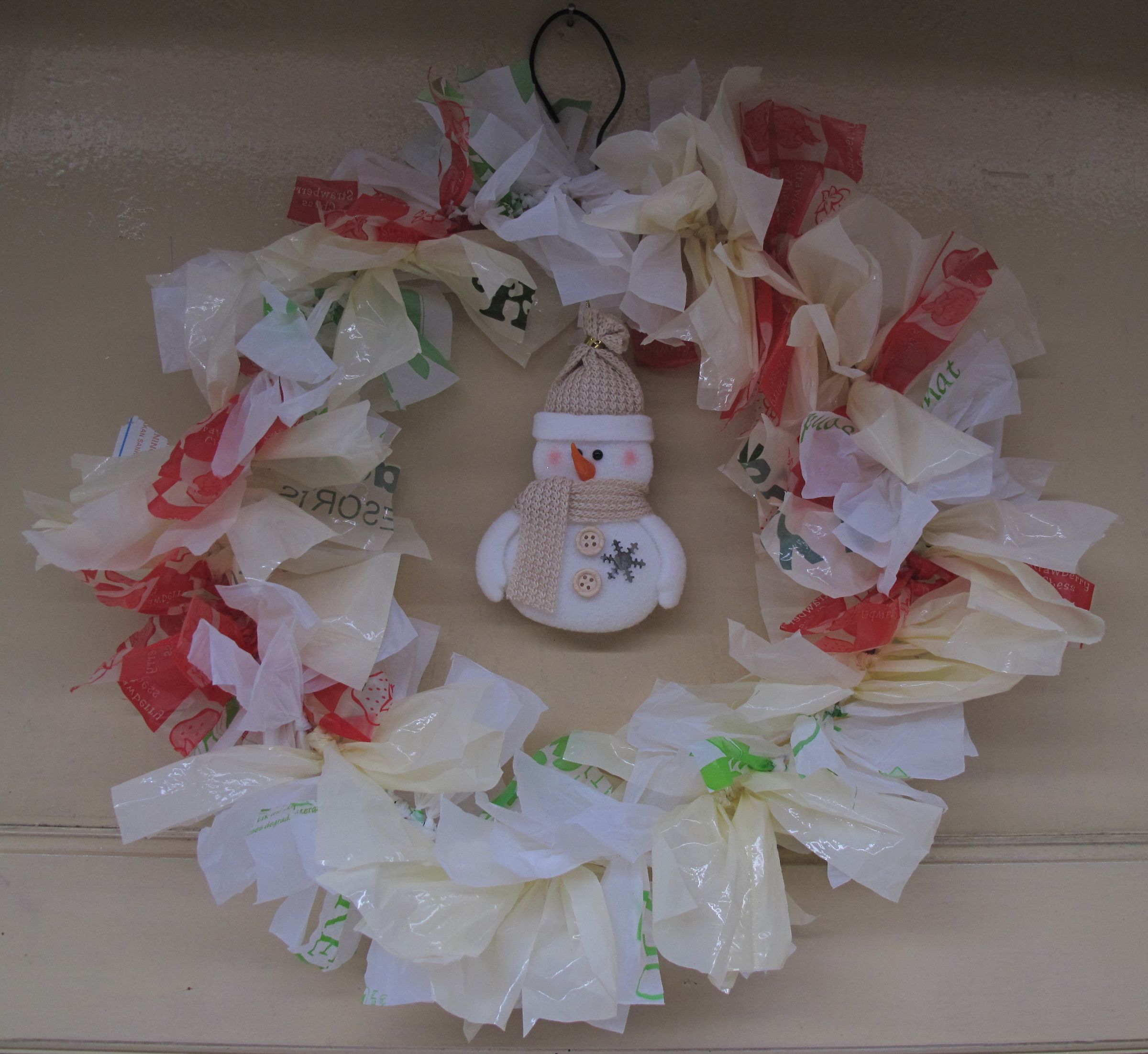 Reused Wrapping Paper Wreath : 4 Steps (with Pictures) - Instructables