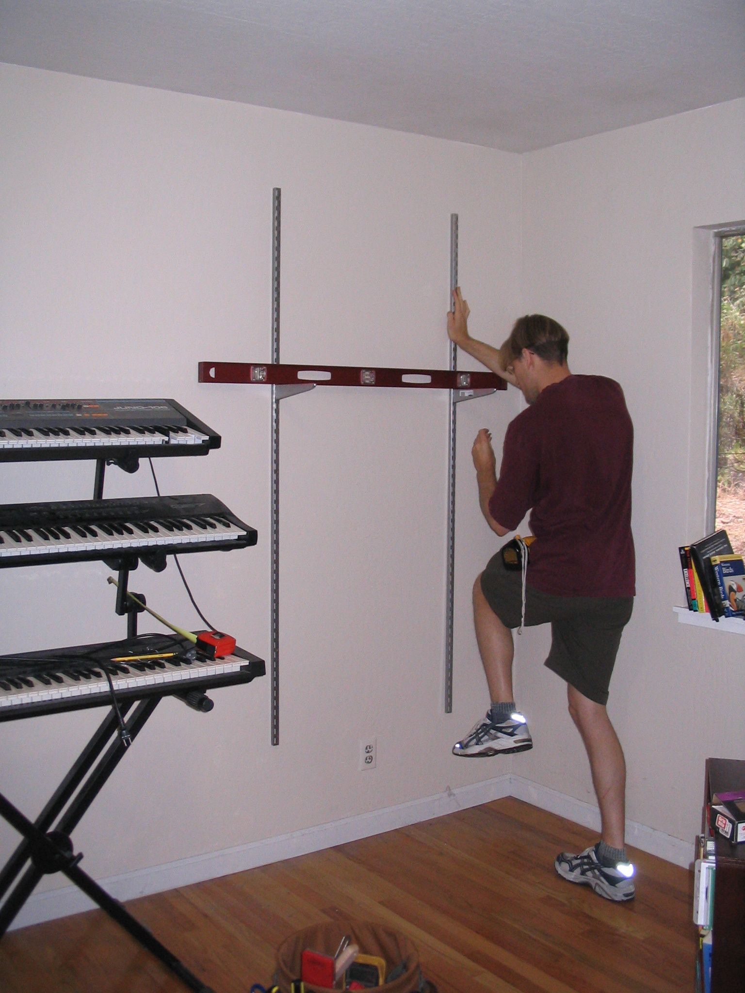 How to Install Standard-and-Bracket Book Shelves : 7 Steps (with ...