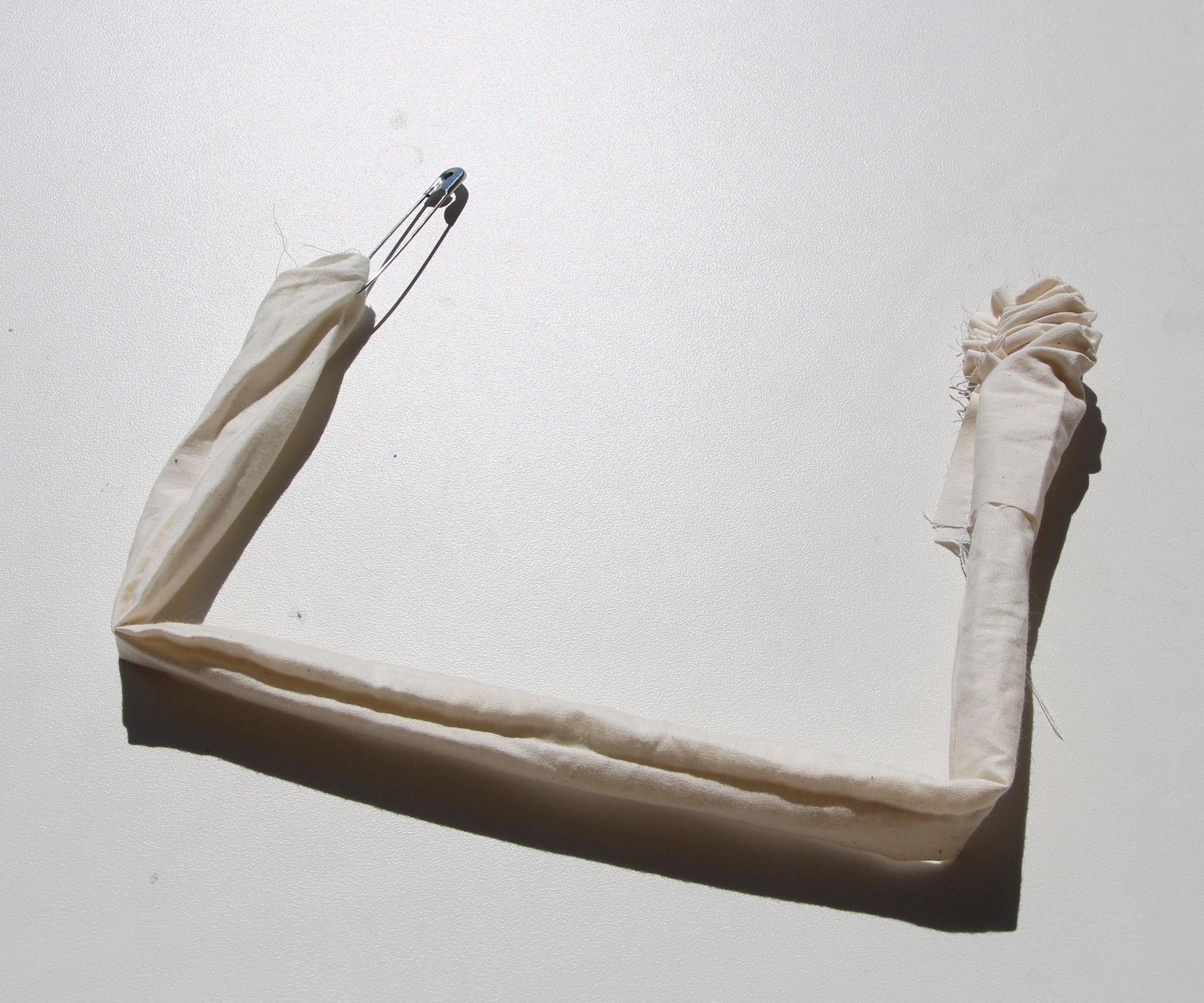 How to Turn a Skinny Piece of Fabric Right Side Out : 5 Steps (with ...