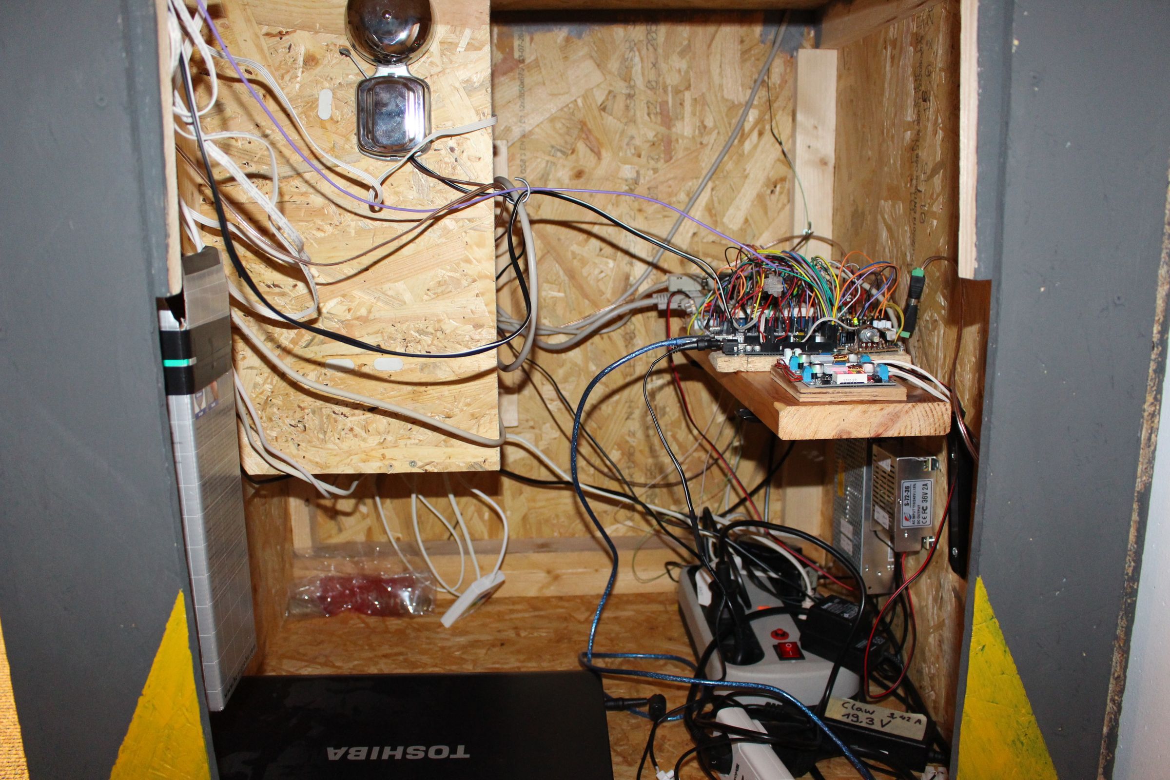 AWESOME HOMEMADE CLAW MACHINE : 5 Steps - Instructables