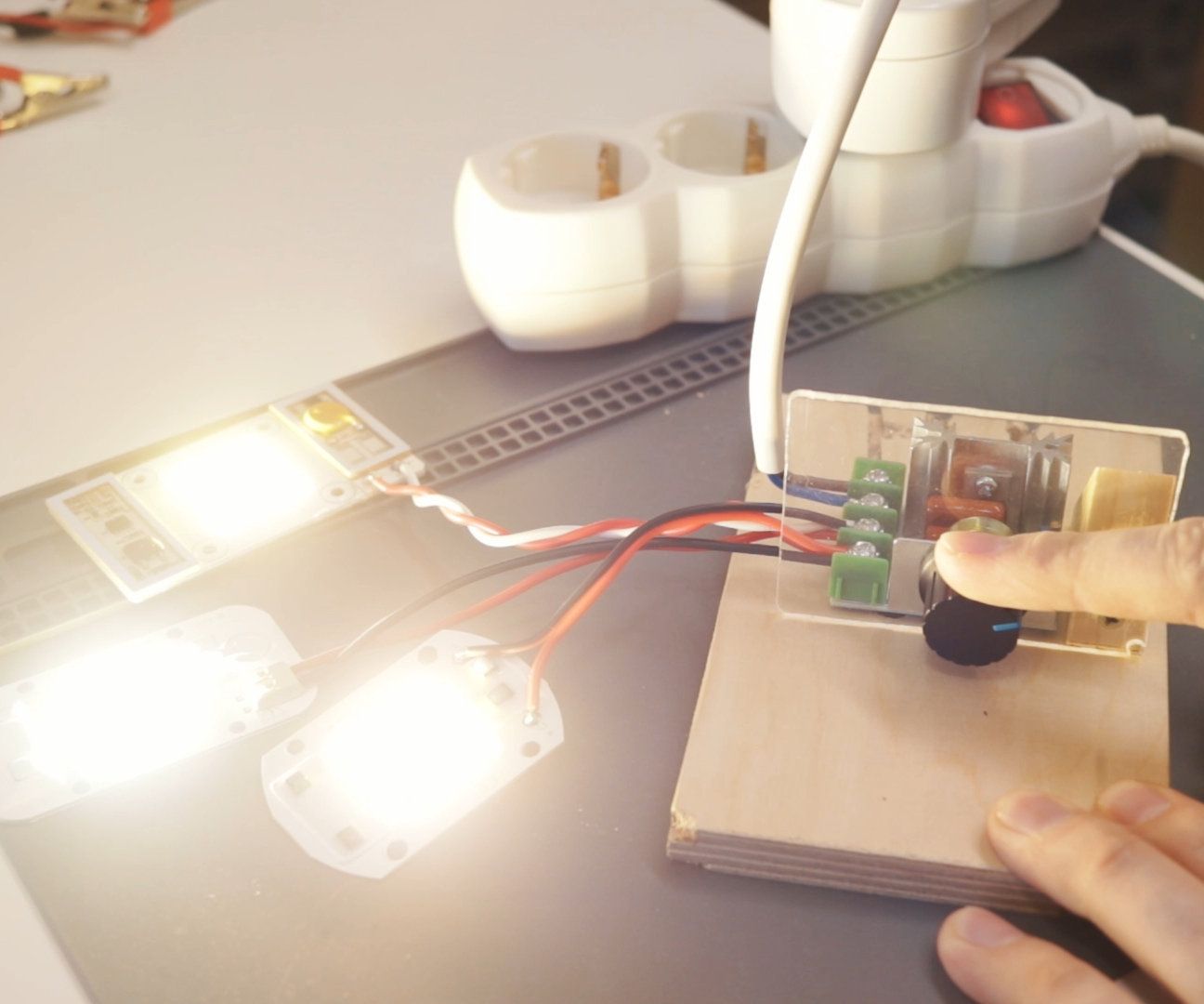 DIY FLOODLIGHT W/AC LEDs (+EFFICIENCY VS DC LEDs) : 21 Steps (with ...