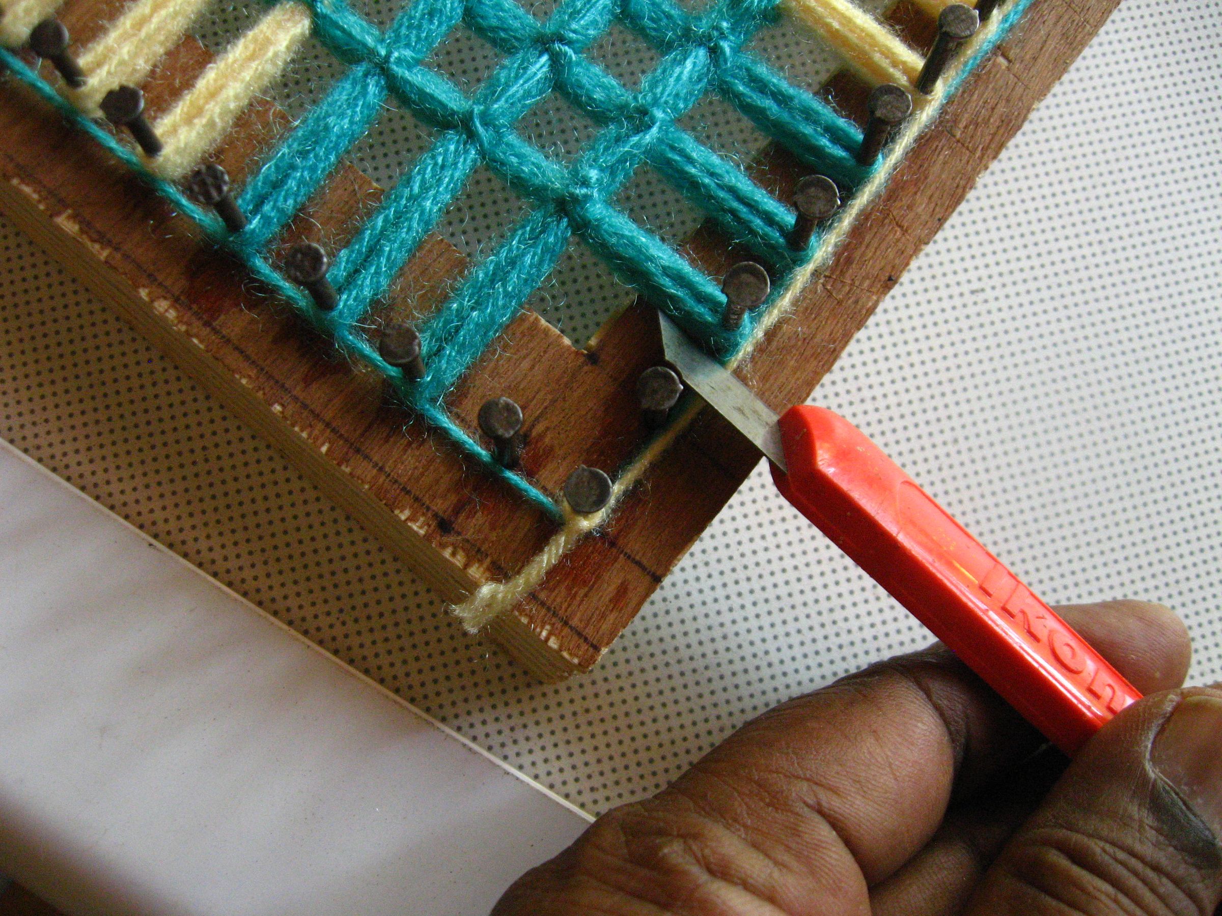 How to Weave a Criss-Cross Table Mat With Home-made Loom : 12 Steps ...