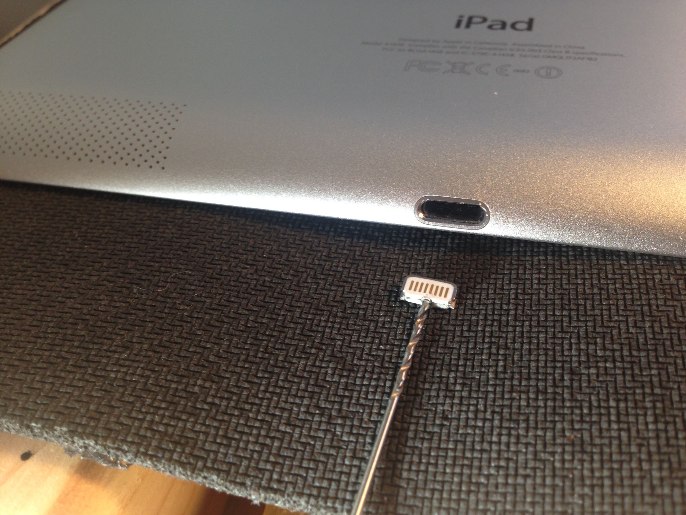 Extract a Broken Lightning Plug From Your IPad : 6 Steps (with Pictures) - Instructables