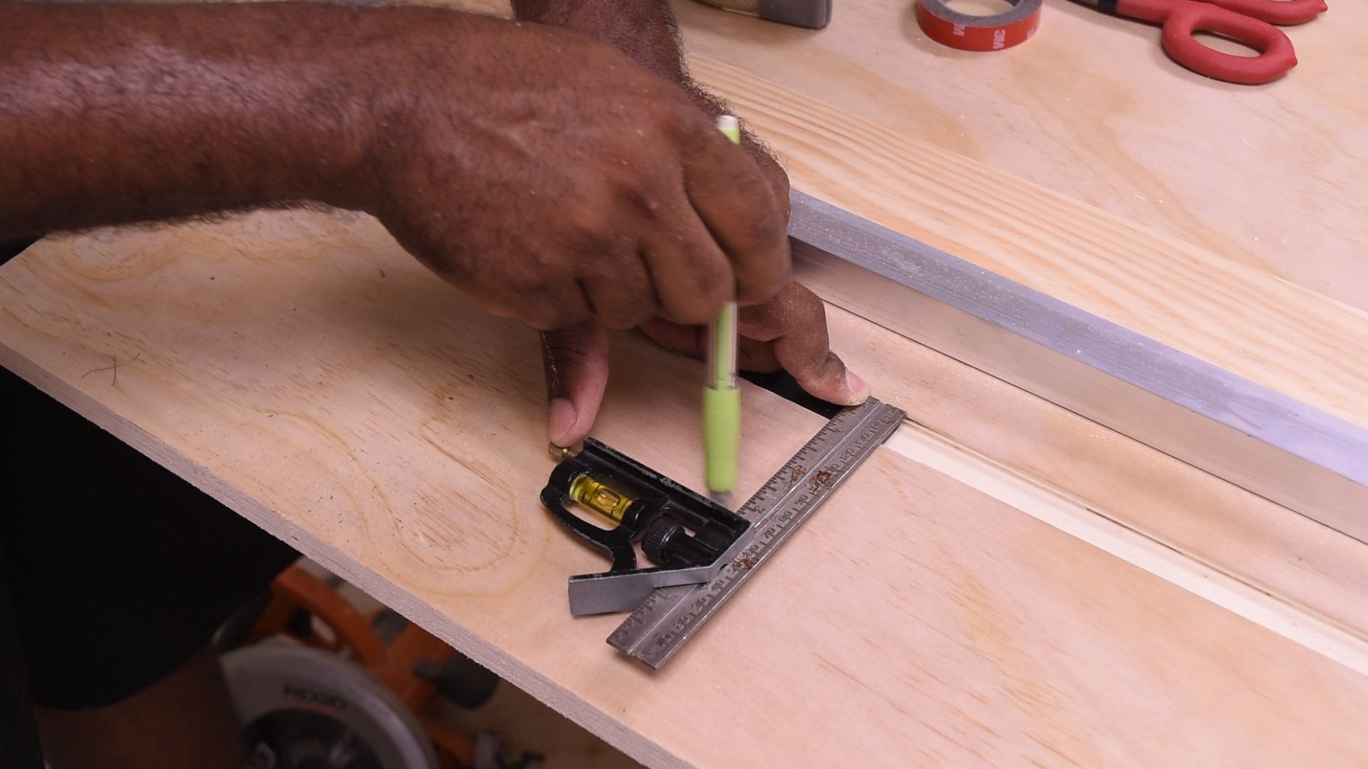 How to Make a Track Saw Guide for a Circular Saw : 8 Steps (with ...