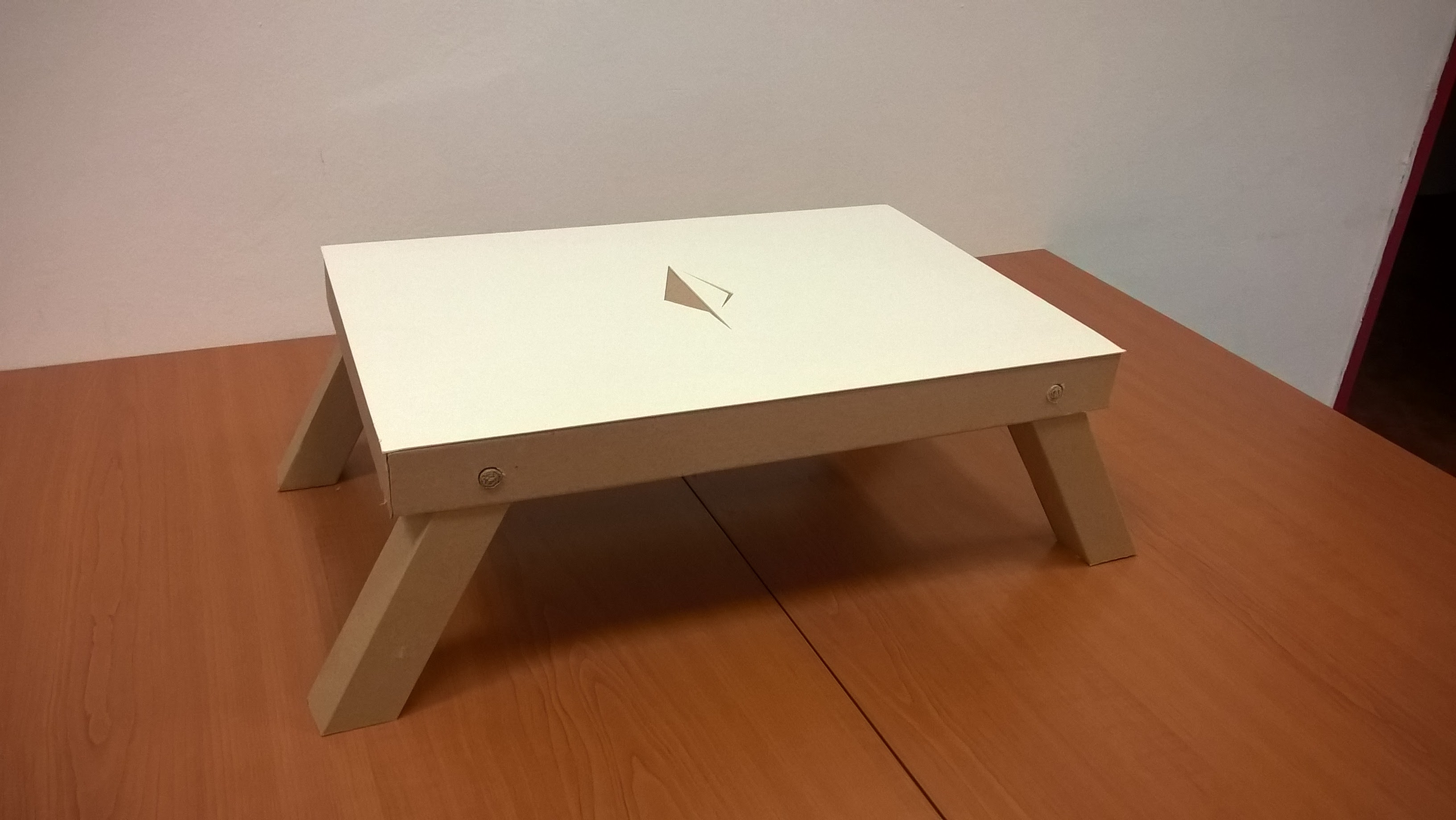 Cardboard Laptop Desk : 9 Steps (with Pictures) - Instructables