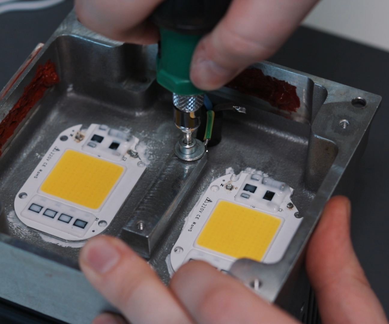 DIY FLOODLIGHT W/AC LEDs (+EFFICIENCY VS DC LEDs) : 21 Steps (with ...