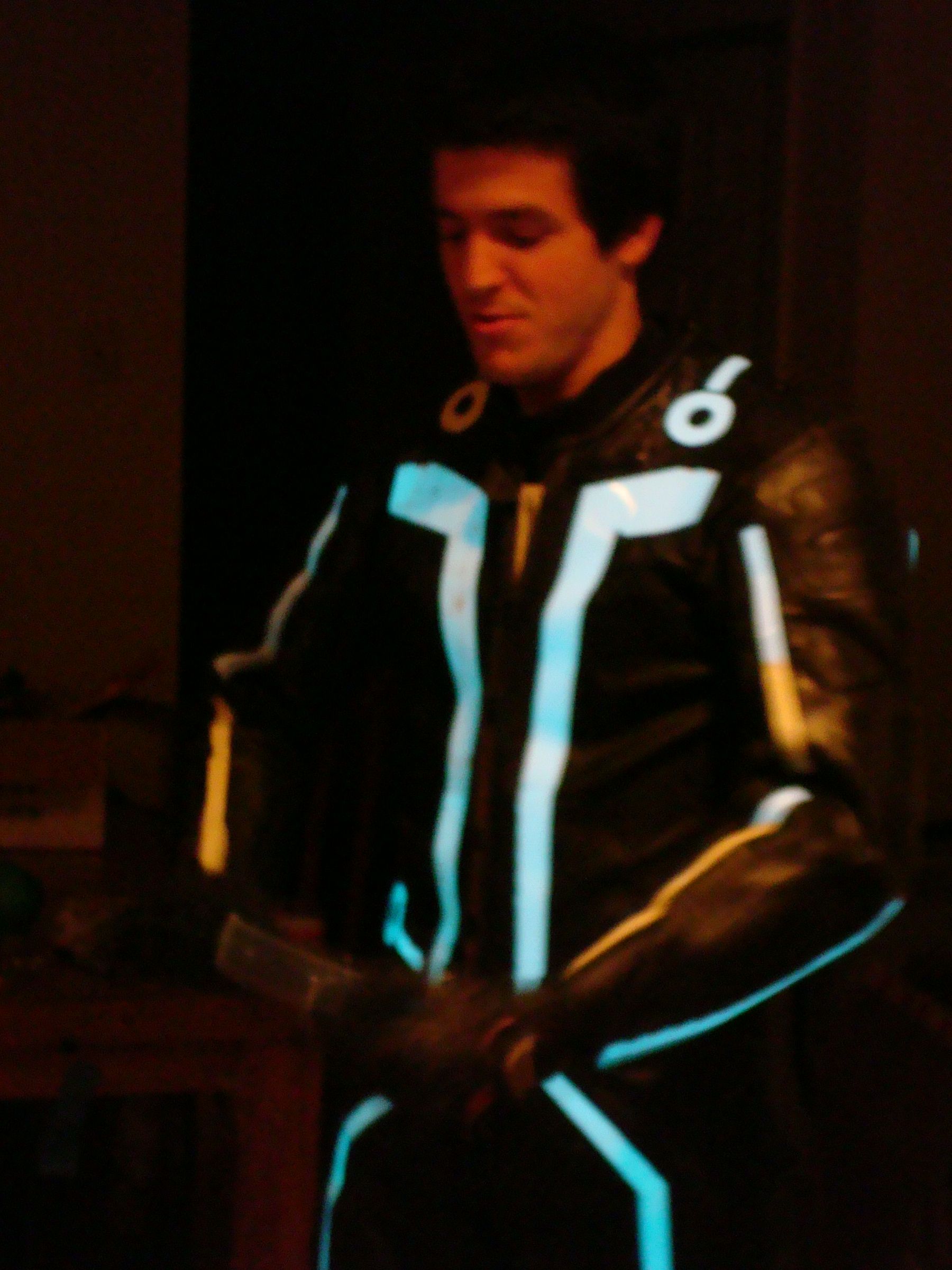 Sam Flynn Suit From TRON Legacy : 7 Steps - Instructables