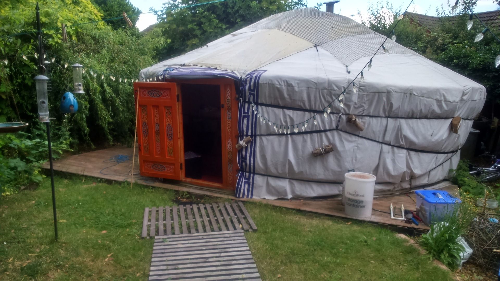 Pallets Provide Perfectly Practical Palatial Platform : 5 Steps ...