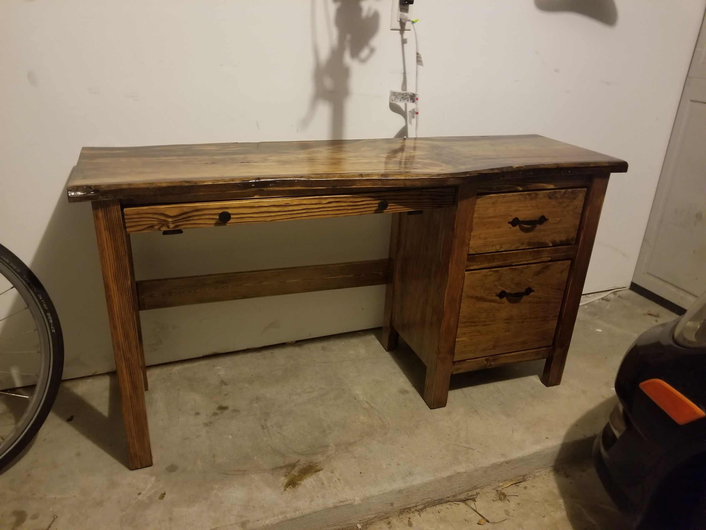 Pinewood Desk : 8 Steps (with Pictures) - Instructables