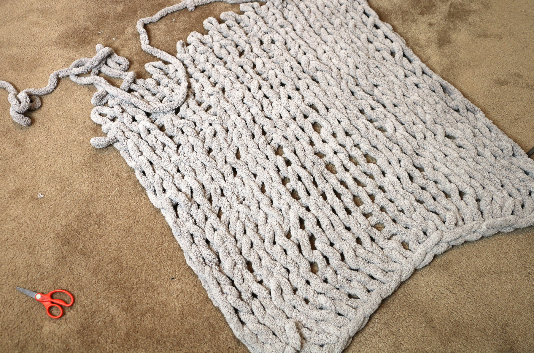 Easy Chunky Hand-Knitted Blanket in One Hour : 9 Steps (with Pictures ...