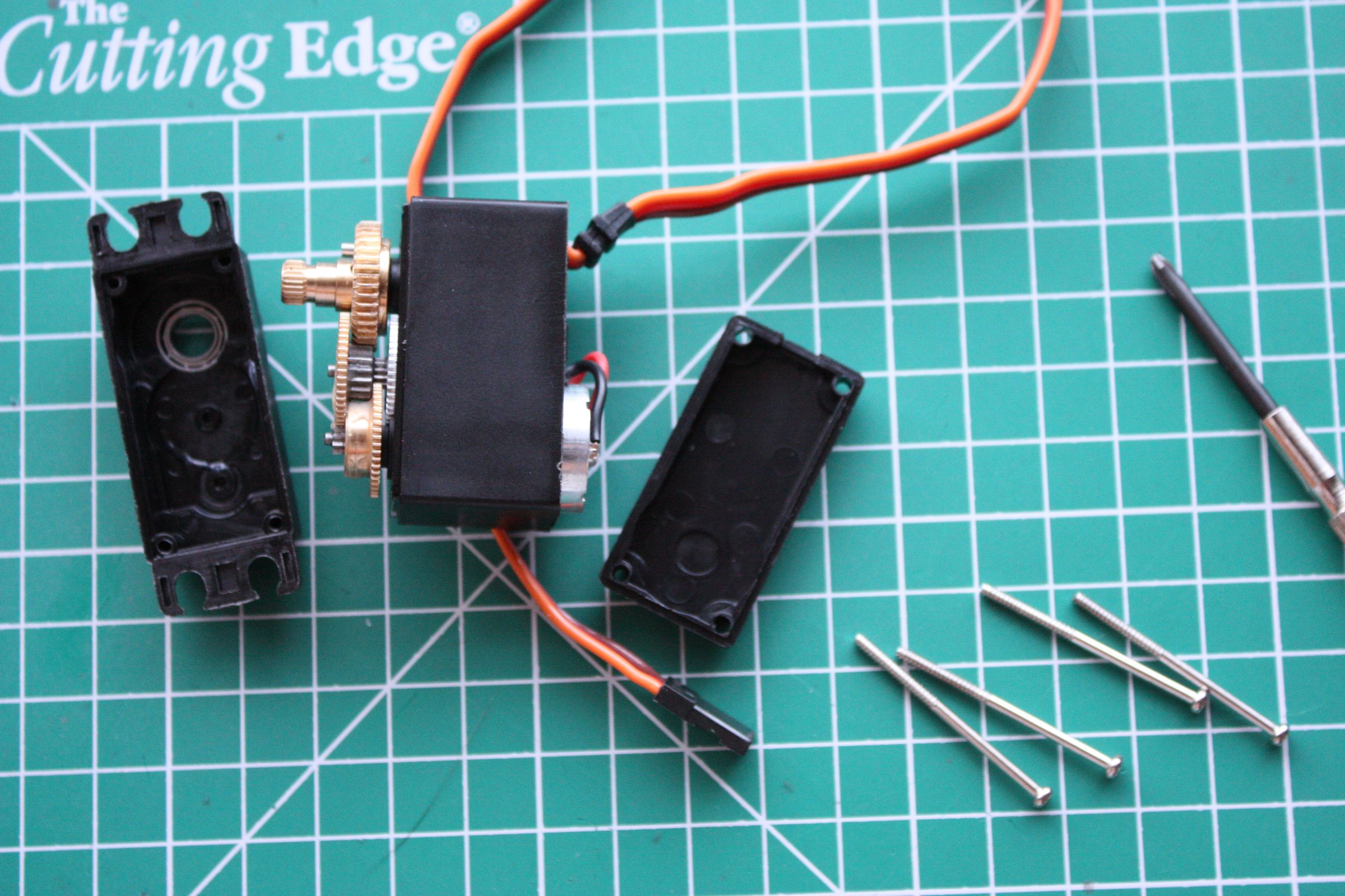 Convert Towerpro MG995 Servo to Continuous Rotation : 9 Steps (with ...
