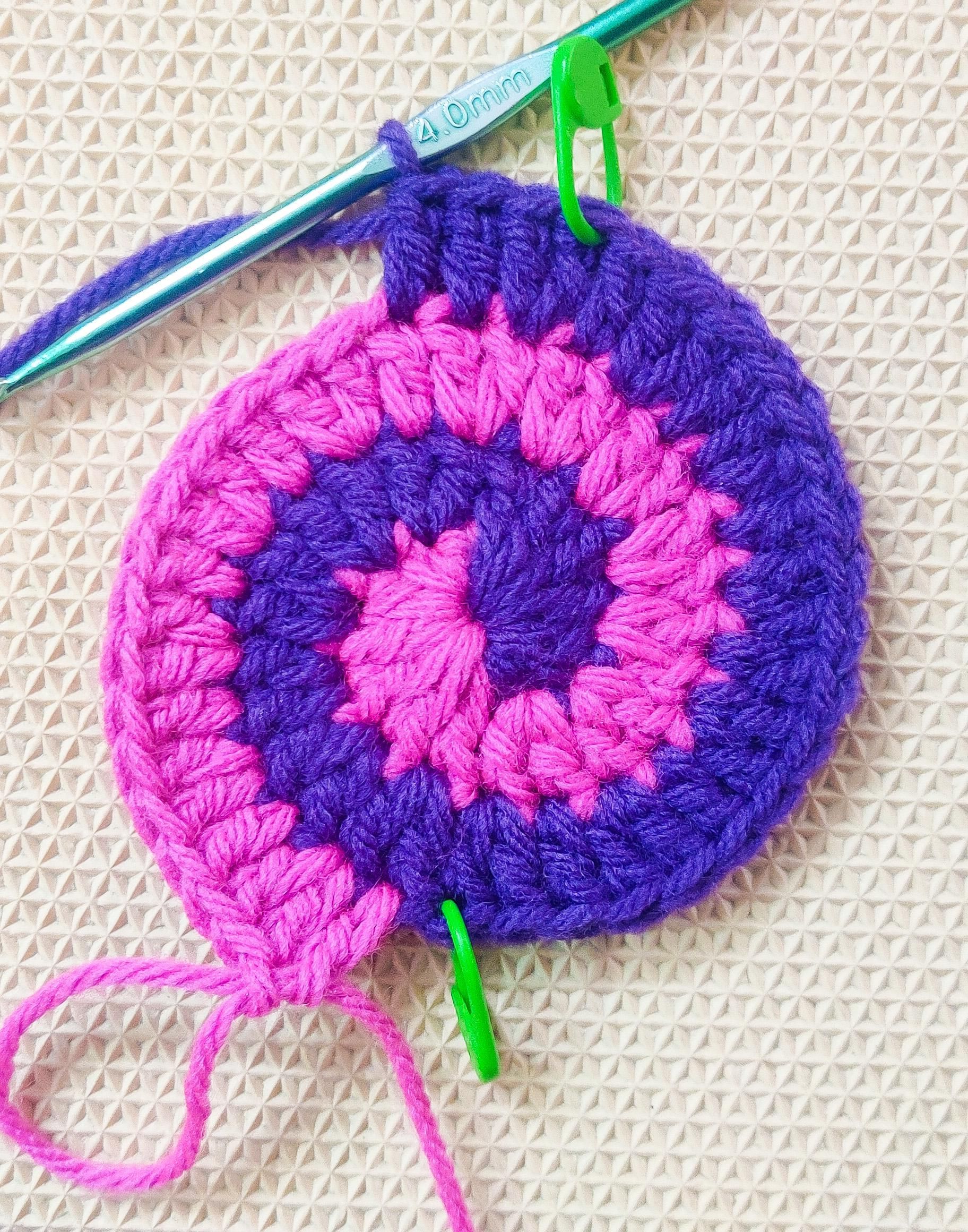 How to Make a Solid Two Color Spiral Crochet Circle : 8 Steps (with ...
