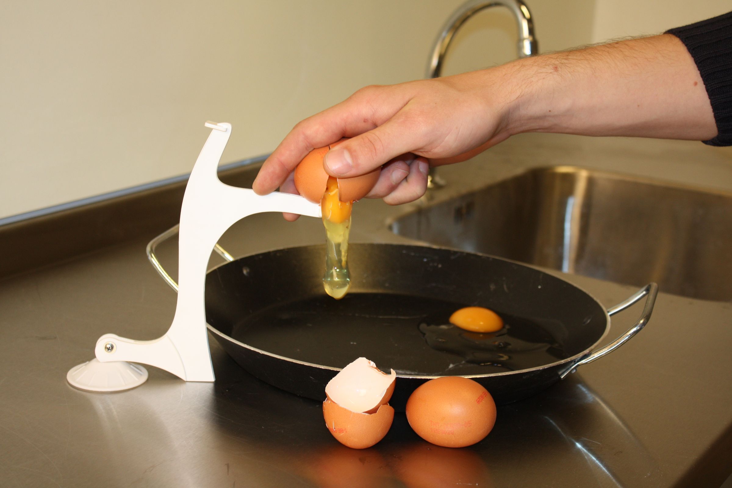 The EZegg, Breaking an Egg With One Hand : 7 Steps (with Pictures ...