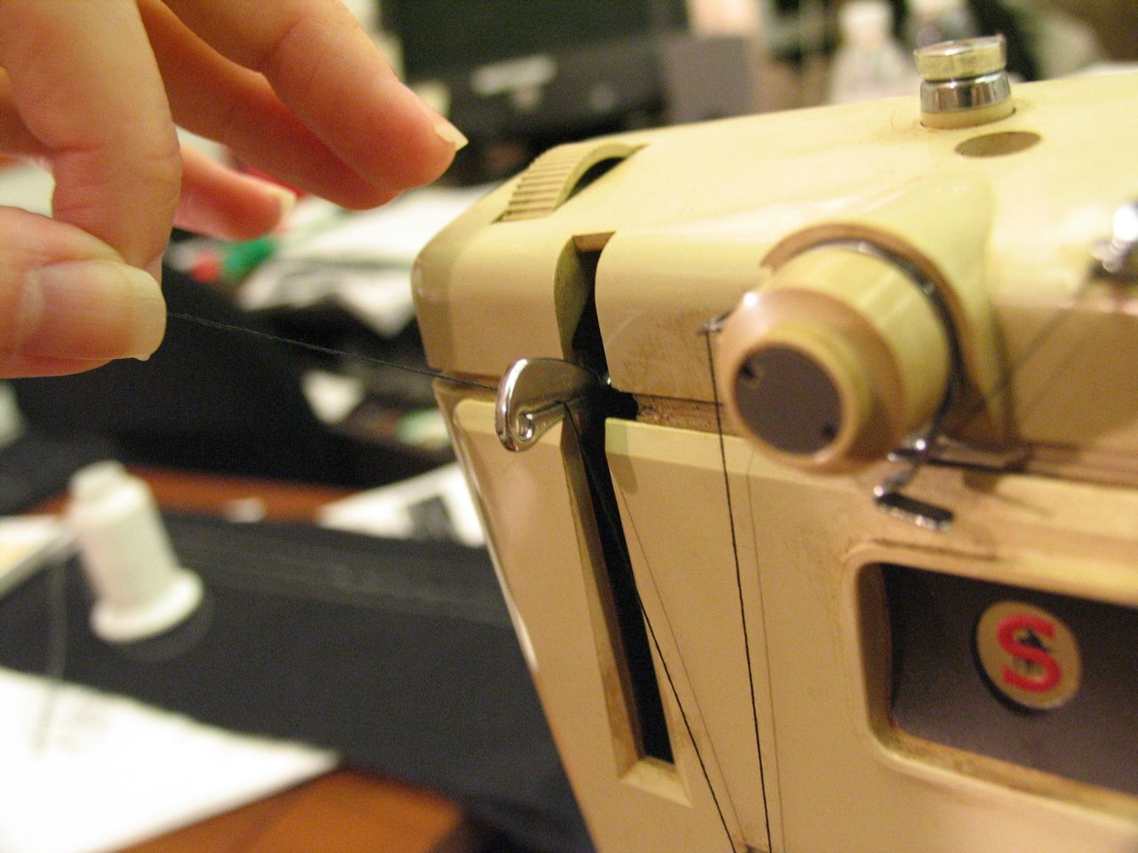 Threading the ITP Singer 534 Stylist : 4 Steps - Instructables