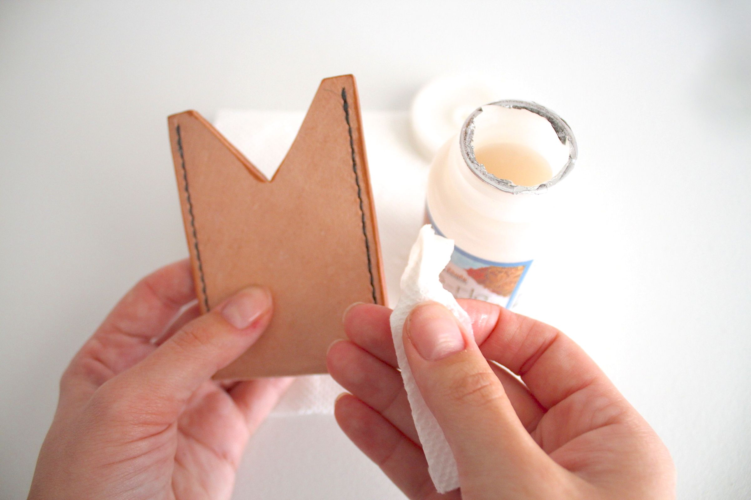 How to Burnish Leather Edges : 4 Steps (with Pictures) - Instructables