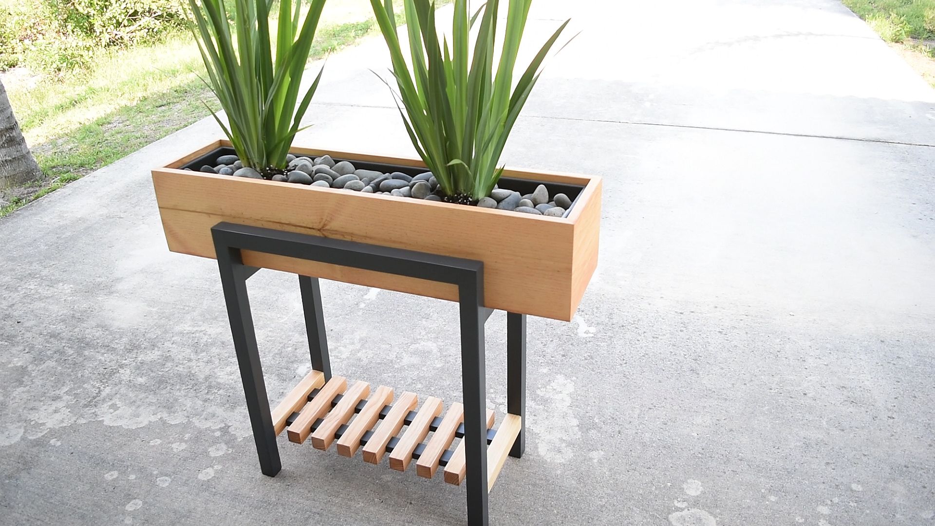 HOW TO MAKE a RAISED PLANTER BOX : 6 Steps (with Pictures) - Instructables