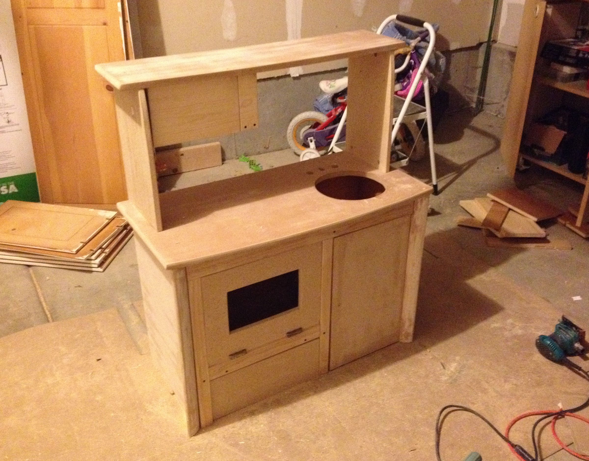 Kid Play Kitchen From an Old Computer Desk : 12 Steps (with Pictures ...