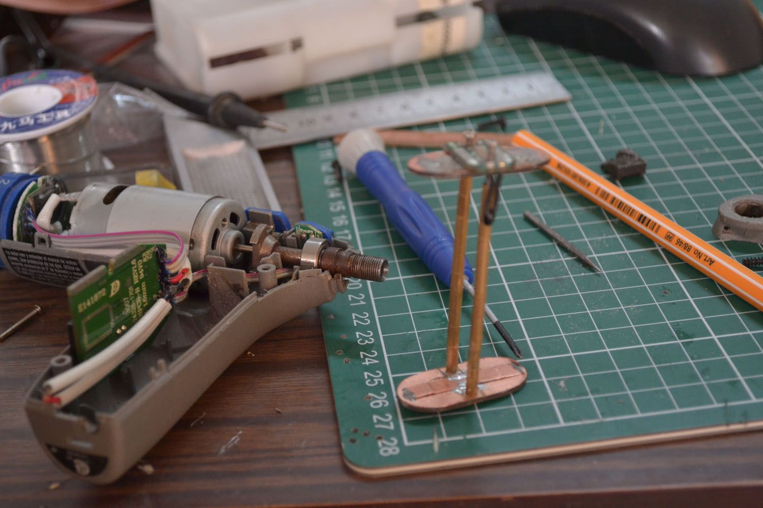 Replacing the Batteries on a Dremel Stylus : 8 Steps - Instructables