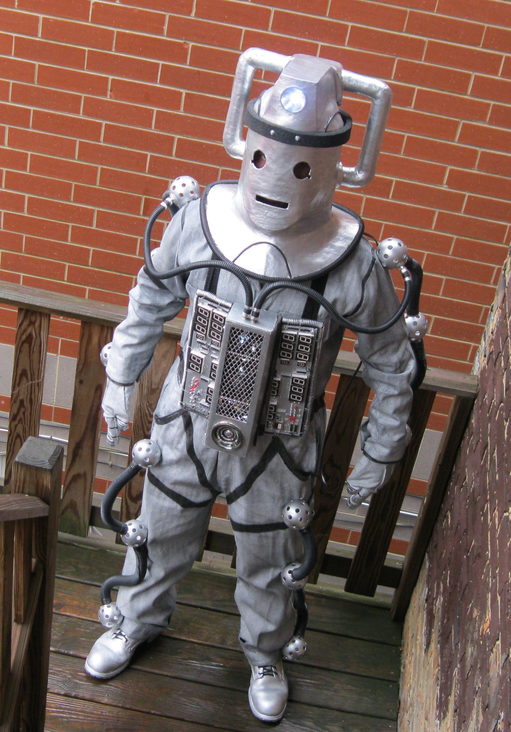 DOCTOR WHO CYBERMAN COSTUME : 5 Steps (with Pictures) - Instructables