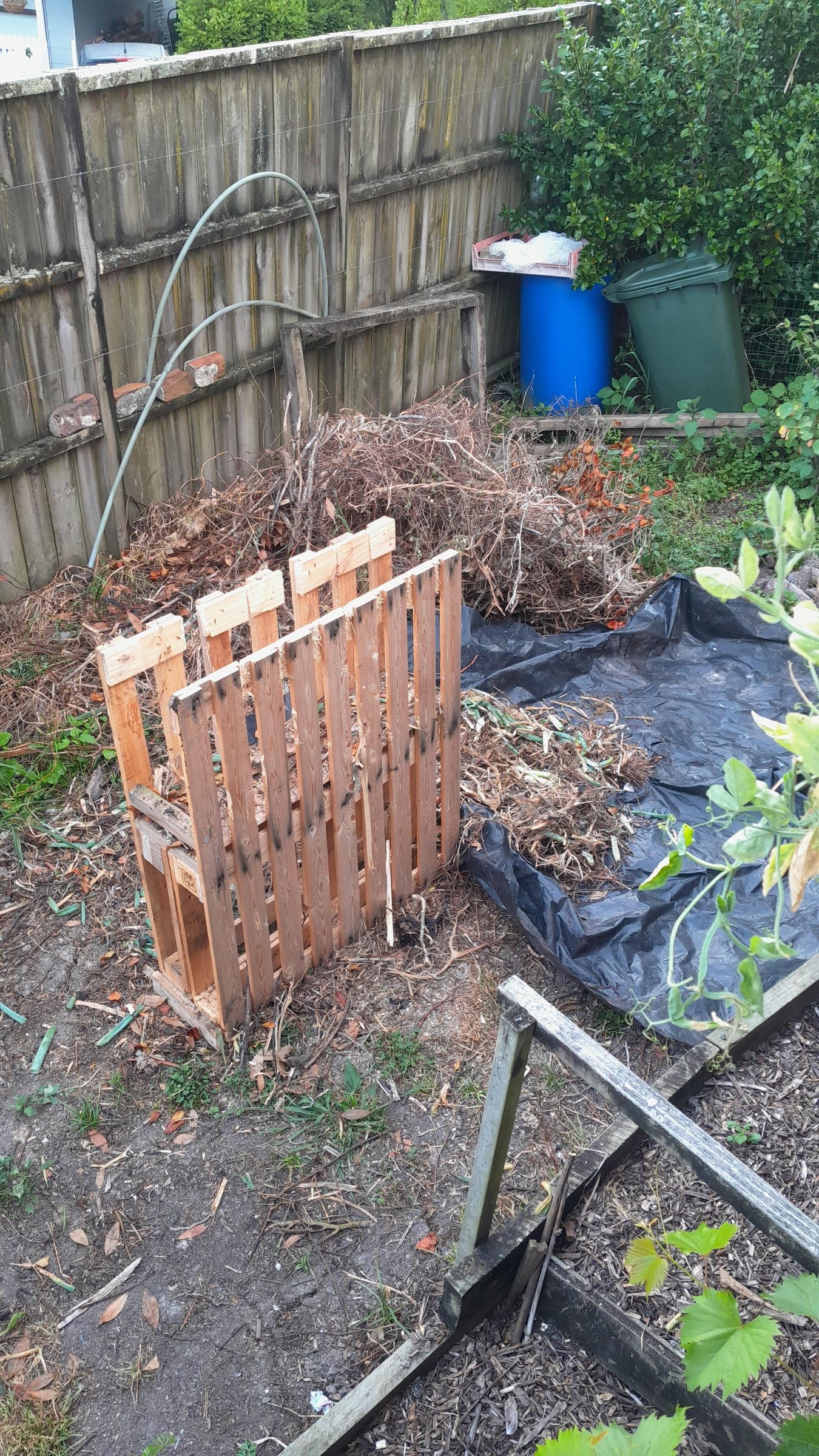 DIY Pallet and Chainsaw Mulching Rack - for Easy Vegetation Shredding ...