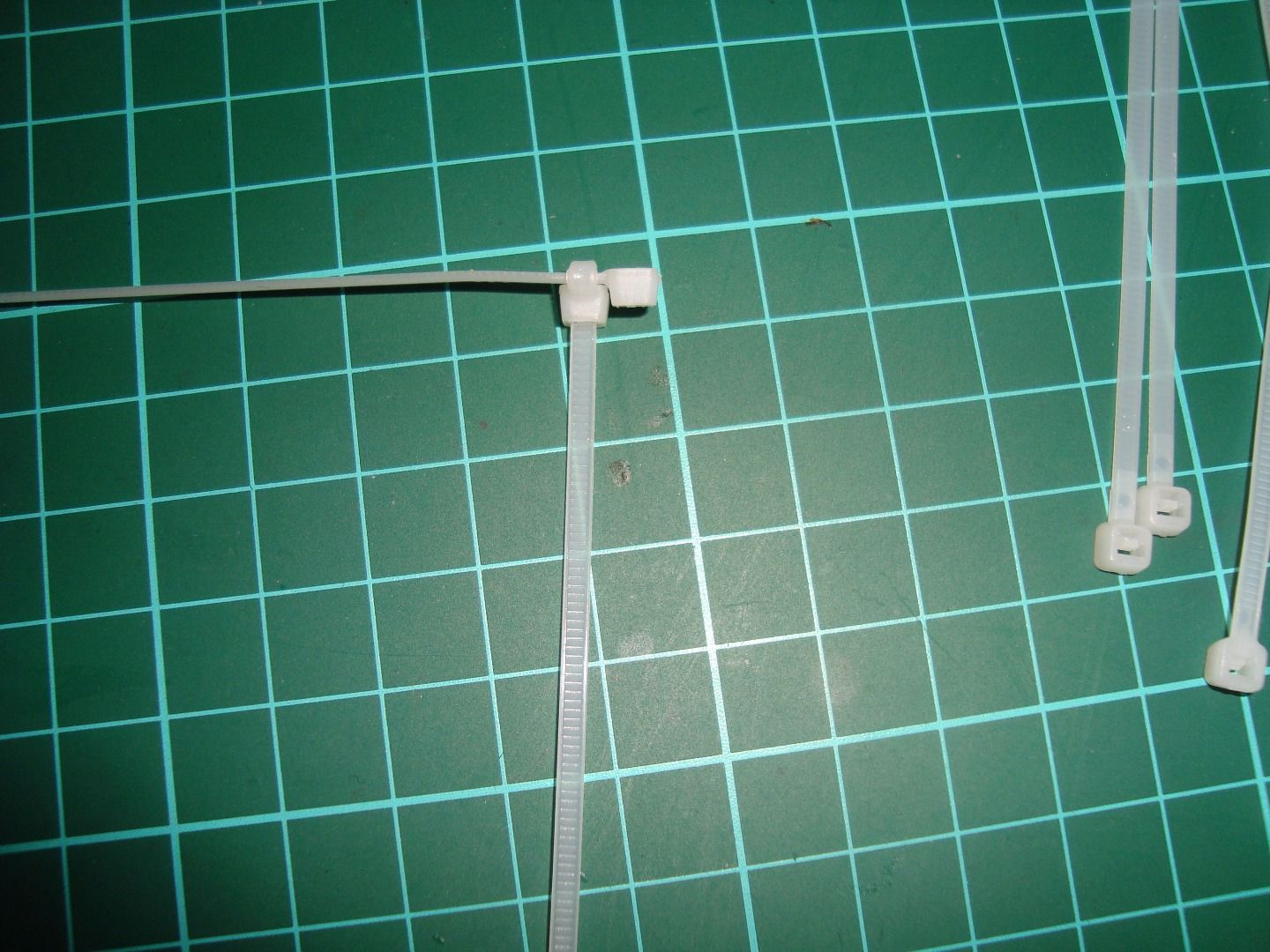 Spider Made From Cable Ties for Props Decor Halloween : 4 Steps (with ...