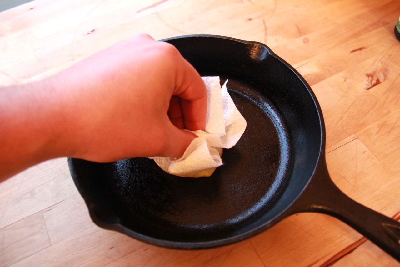 Best Way to Season Cast Iron Pans - Flax Seed Oil : 6 Steps (with ...