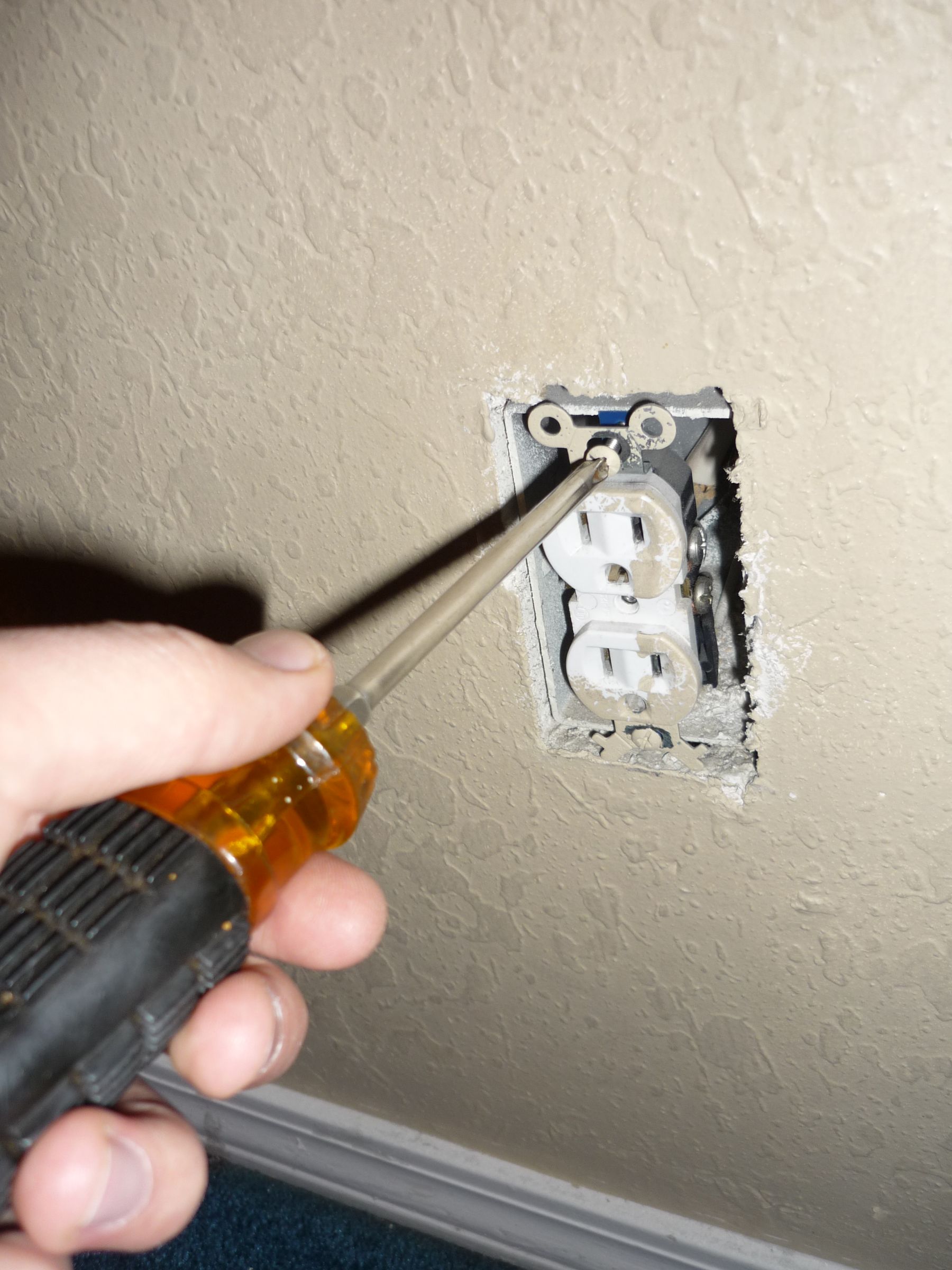 How to Replace an Electrical Outlet : 6 Steps - Instructables