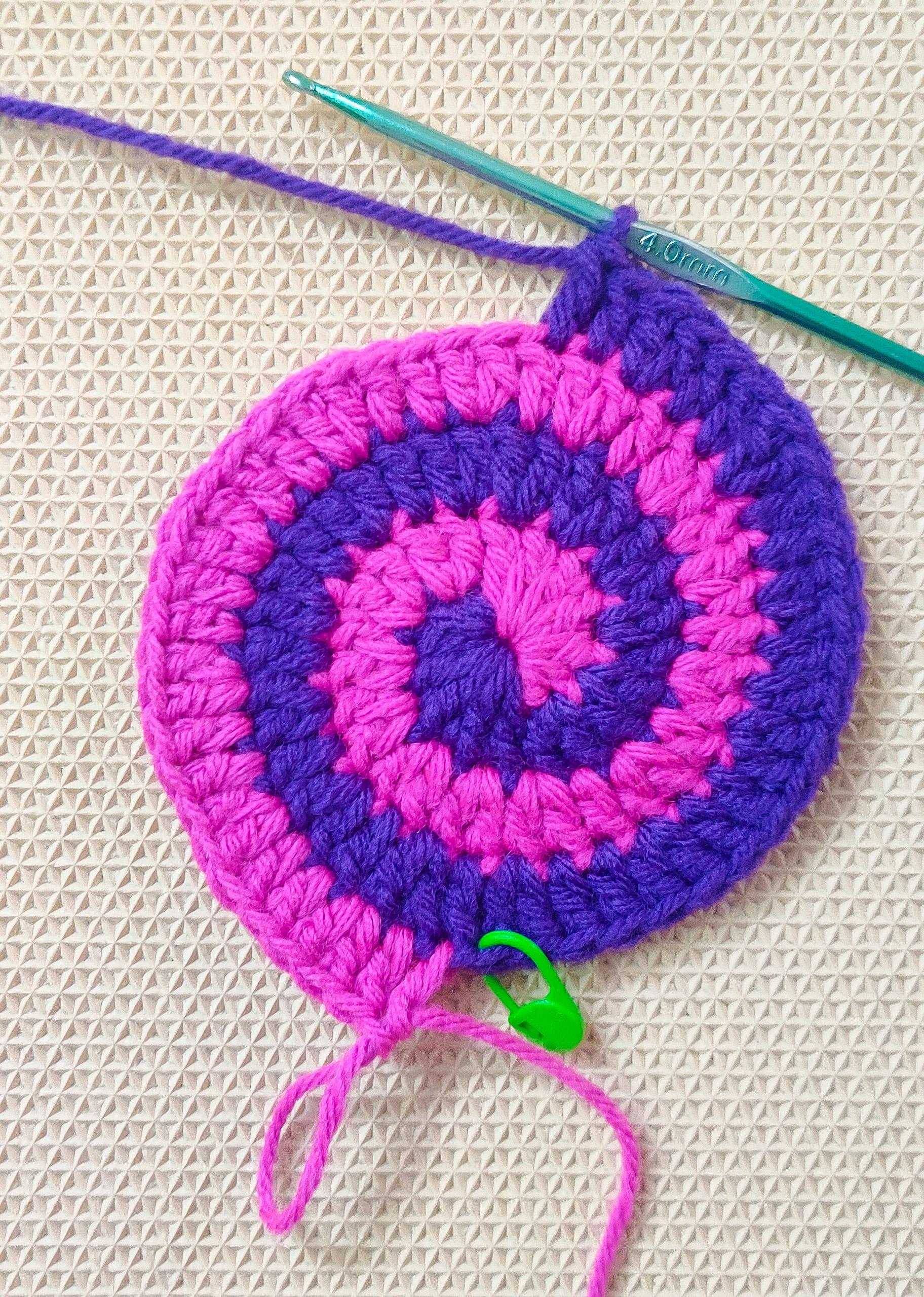 How to Make a Solid Two Color Spiral Crochet Circle : 8 Steps (with ...