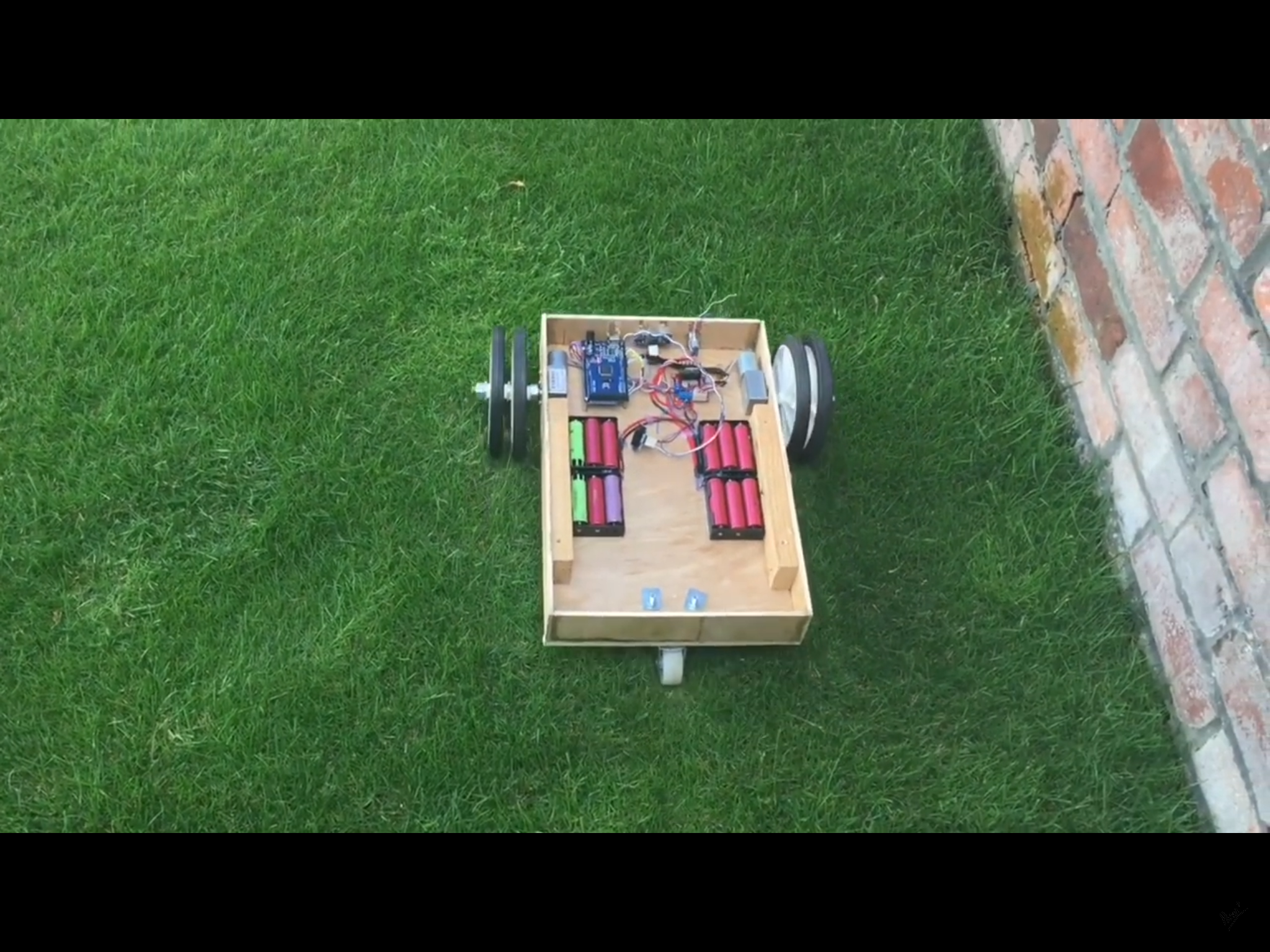 Arduino Controlled Robot Lawnmower - Ultrasonic and RGB Sensors ( Arduino 控制機器割草機 - 超聲波和RGB傳感器 ...