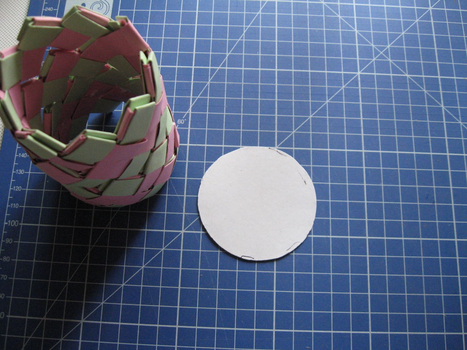How to Make a Small Paper Vase : 6 Steps (with Pictures) - Instructables
