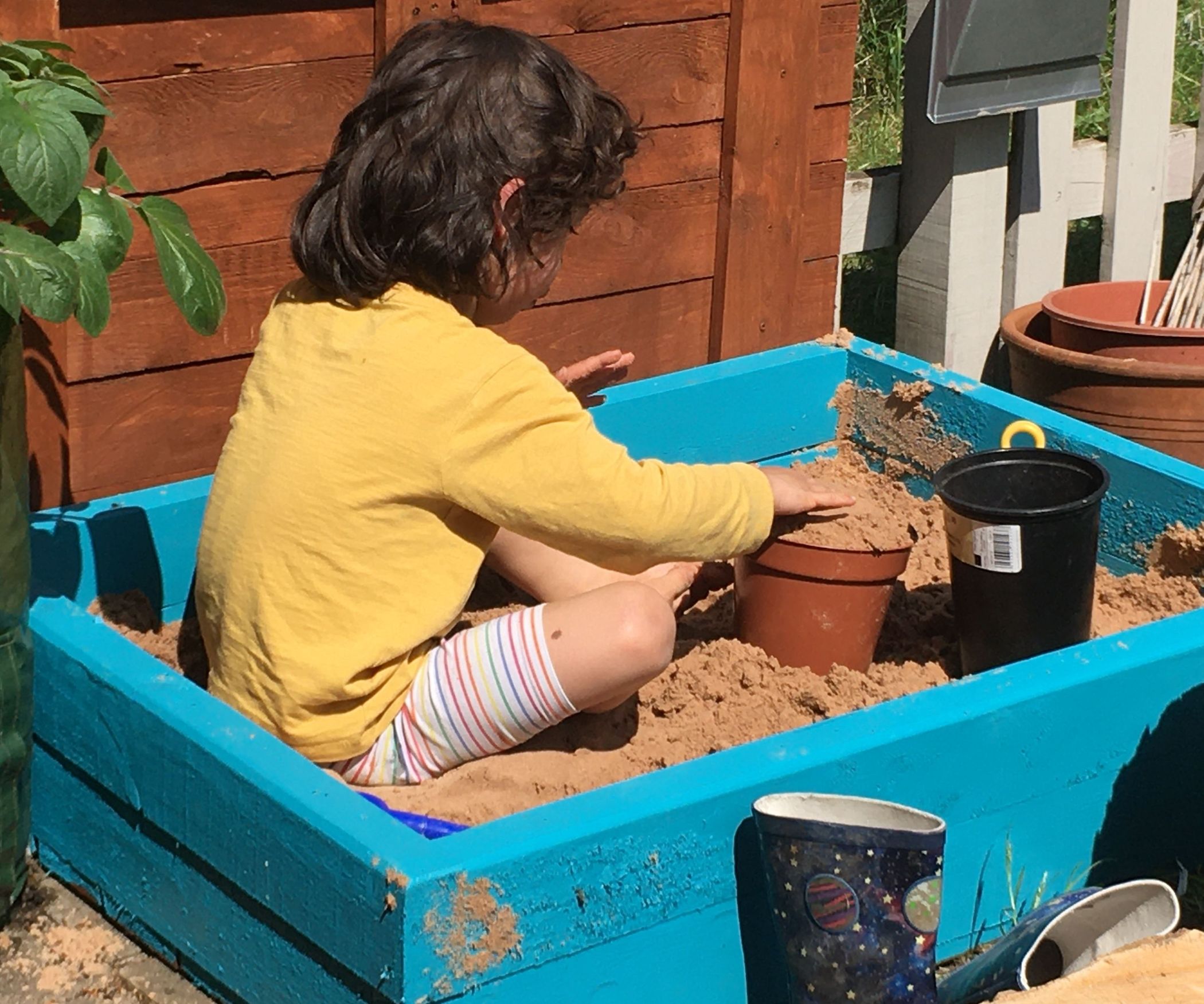 Pallet Sand Pit - DIY in 2 Hours From 2 Pallets! : 12 Steps (with ...