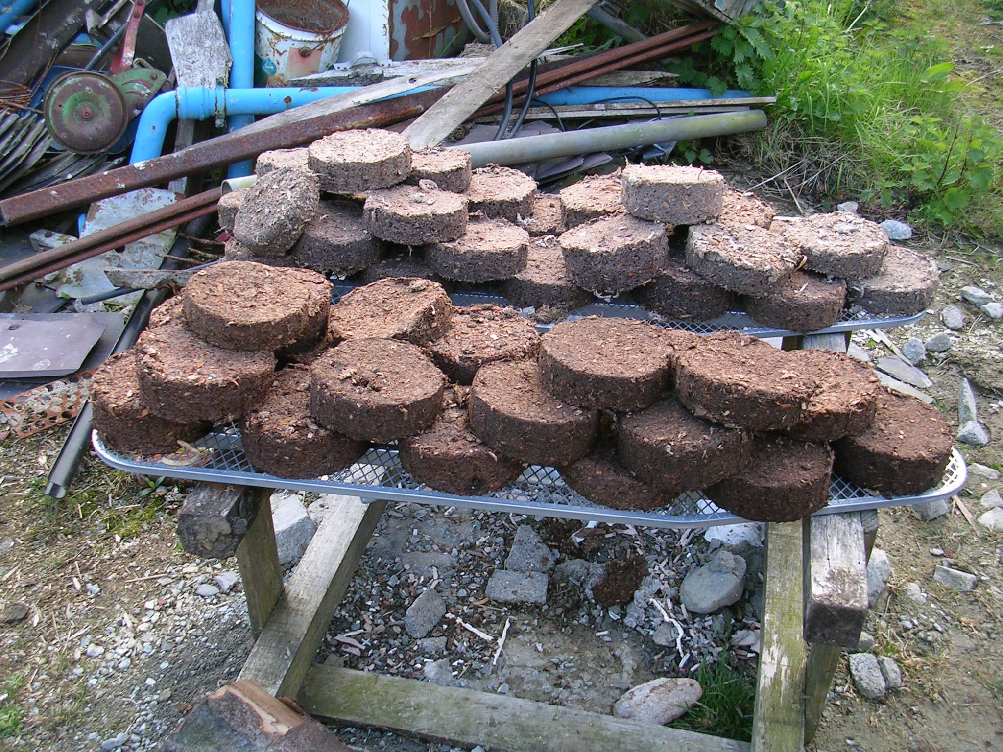 Bio Fuel Briquettes, Compress Paper Pulp and Sawdust Into Fuel Bricks ...