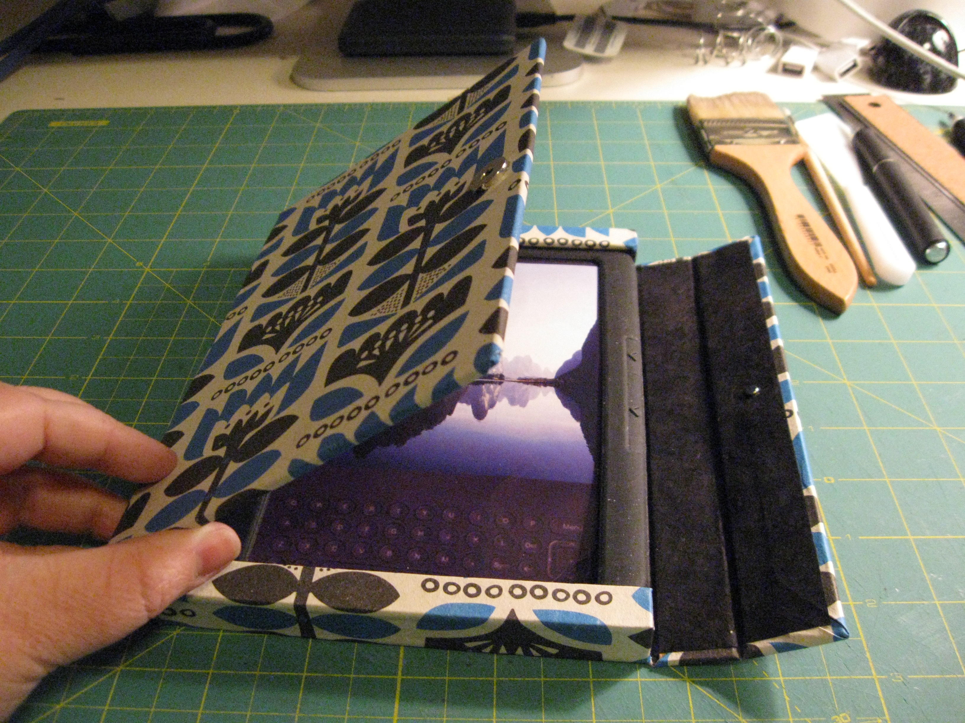 Kindle Cover W/ Magnetic Closure - Instructables