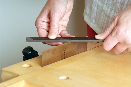 How to Sharpen Cabinet Scrapers : 4 Steps (with Pictures) - Instructables