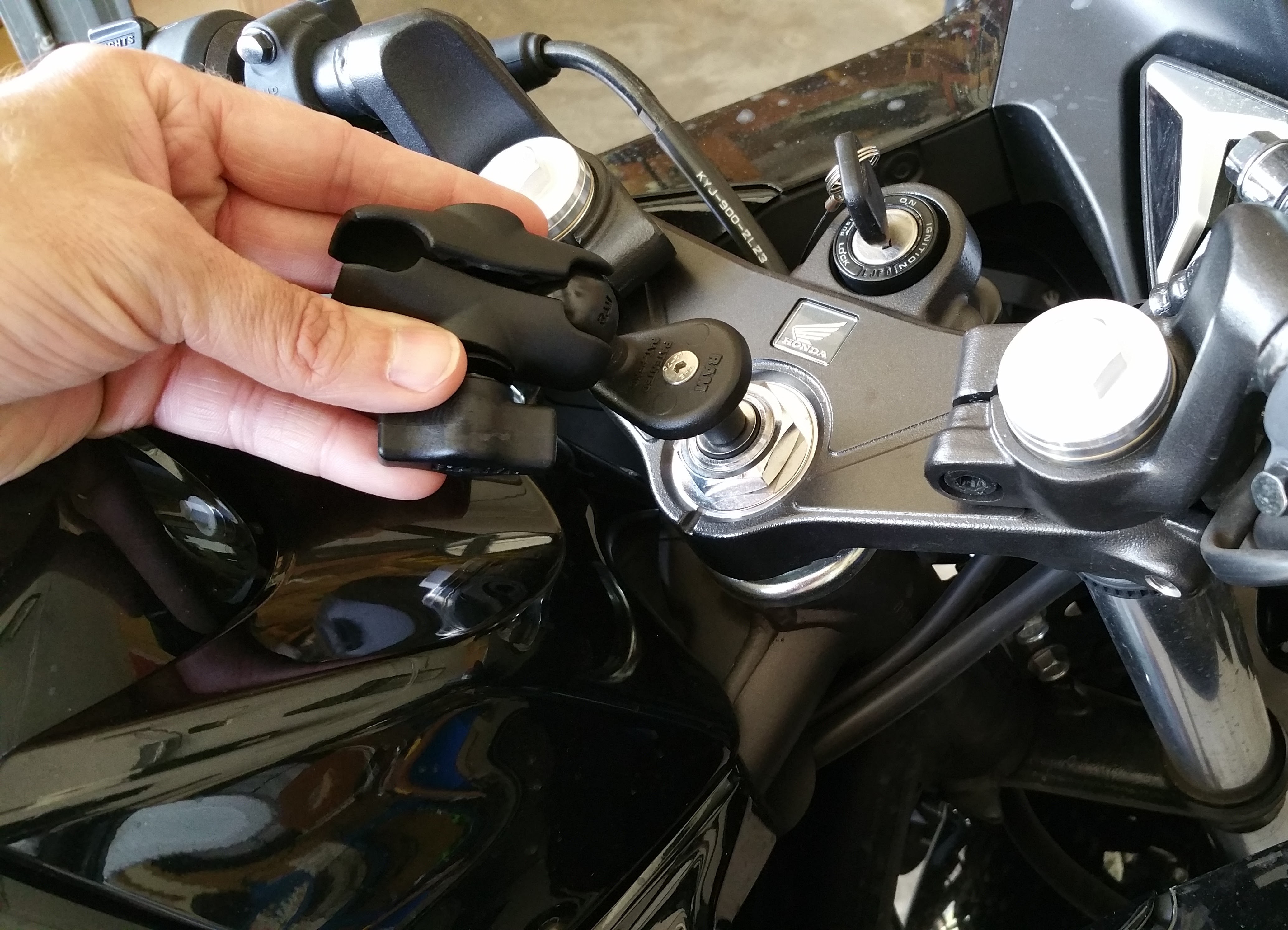 How to Install a RAM Phone Mount on a Motorcycle : 6 Steps (with ...