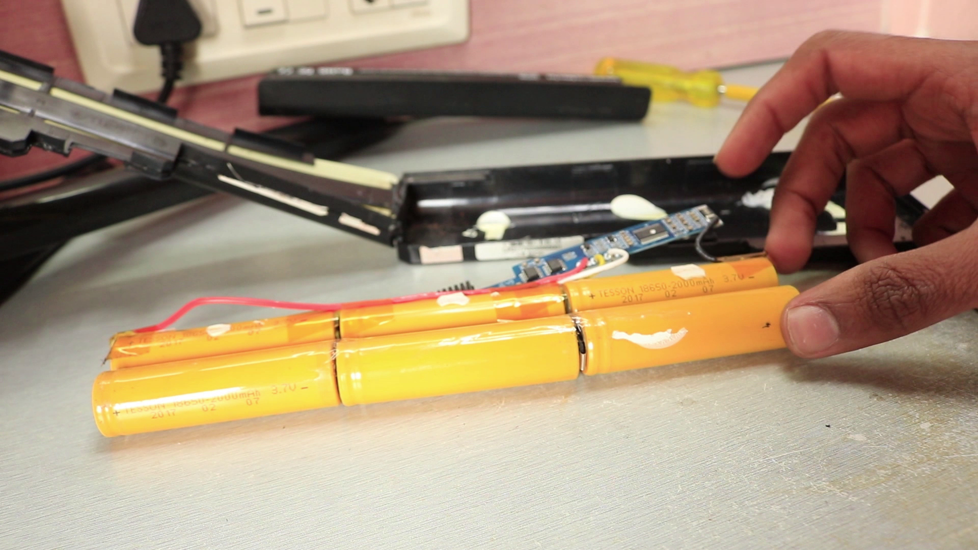 How to Get 18650 Cells From Dead Laptop Batteries! : 7 Steps (with ...