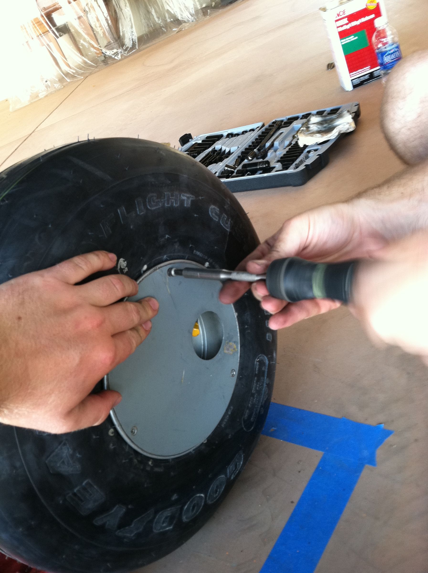 Replace the Tyres on Your Plane : 12 Steps (with Pictures) - Instructables