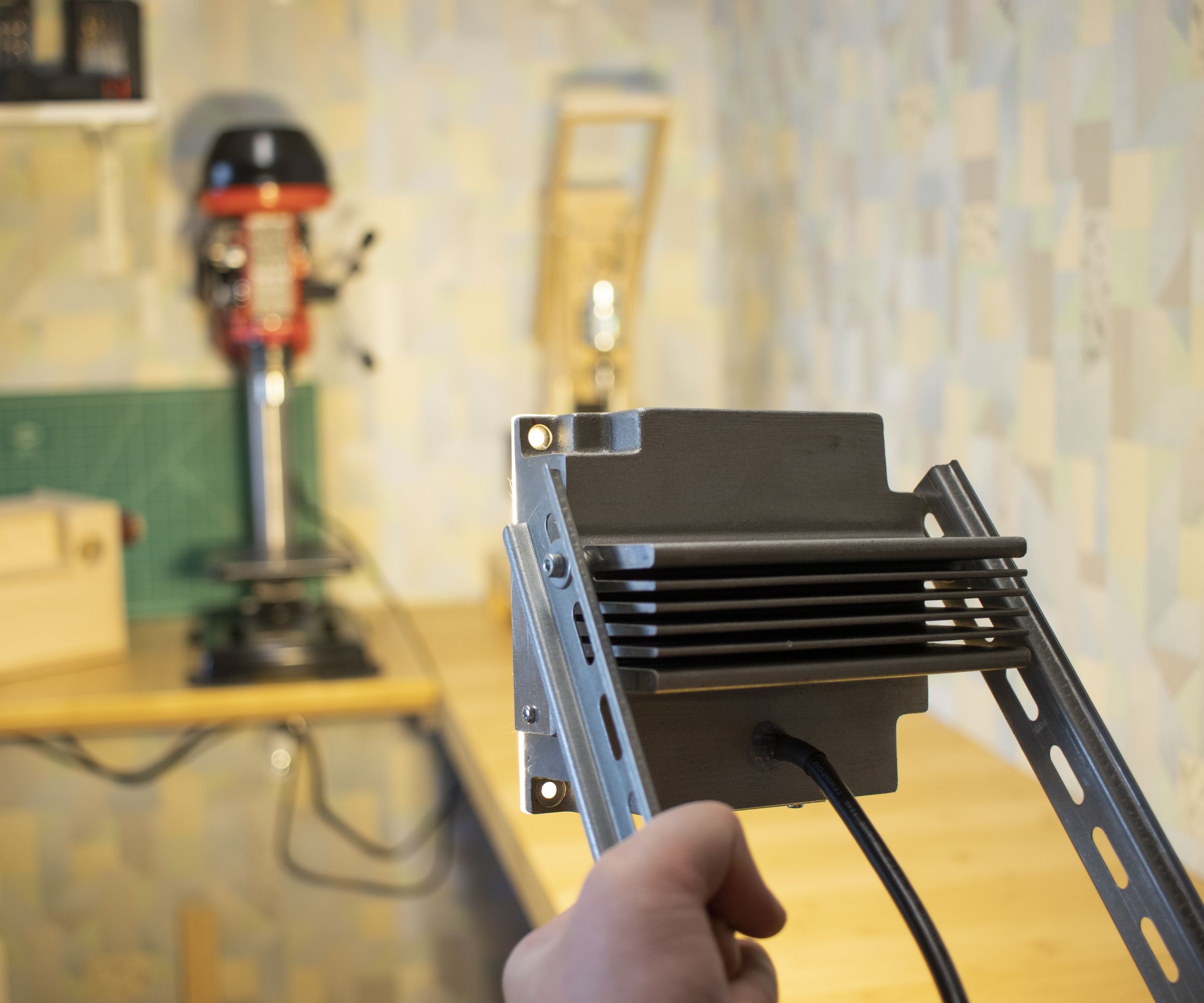 DIY FLOODLIGHT W/AC LEDs (+EFFICIENCY VS DC LEDs) : 21 Steps (with ...